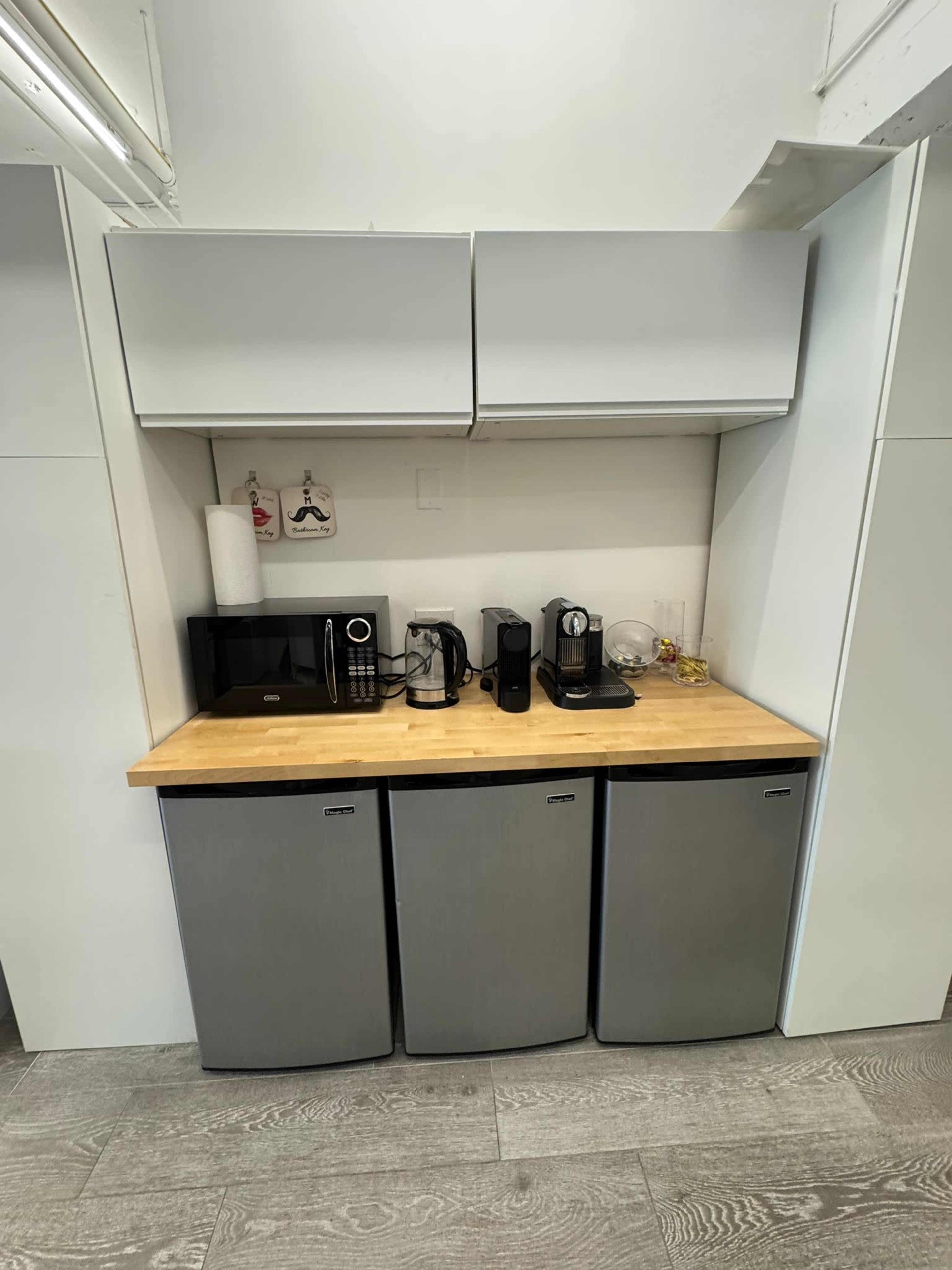 The Beach Desk | Chic Miami Beach Office Desk on Lincoln Road, Miami ...