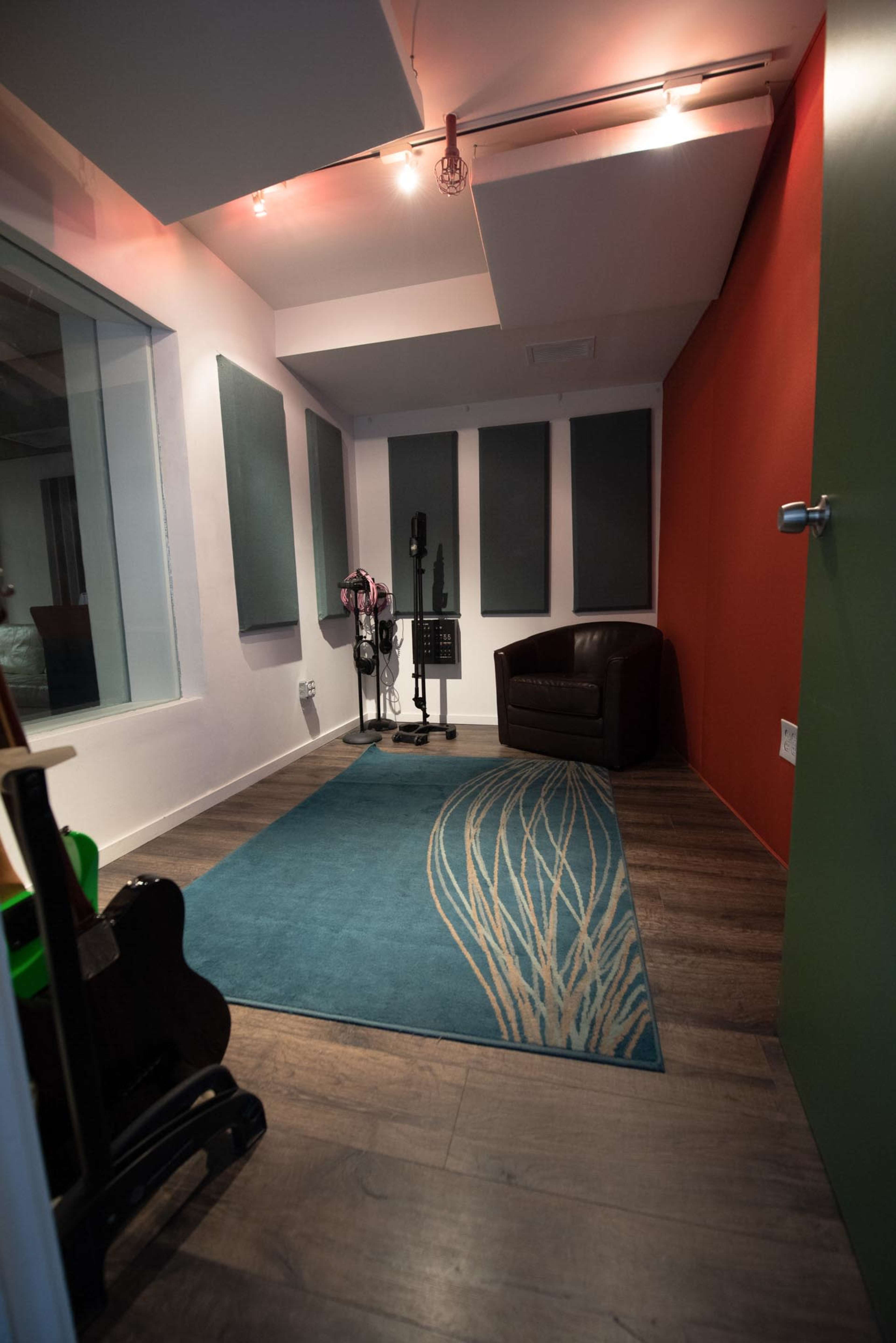 Beautiful, Professional Recording Studio With Lots of Daylight and a ...