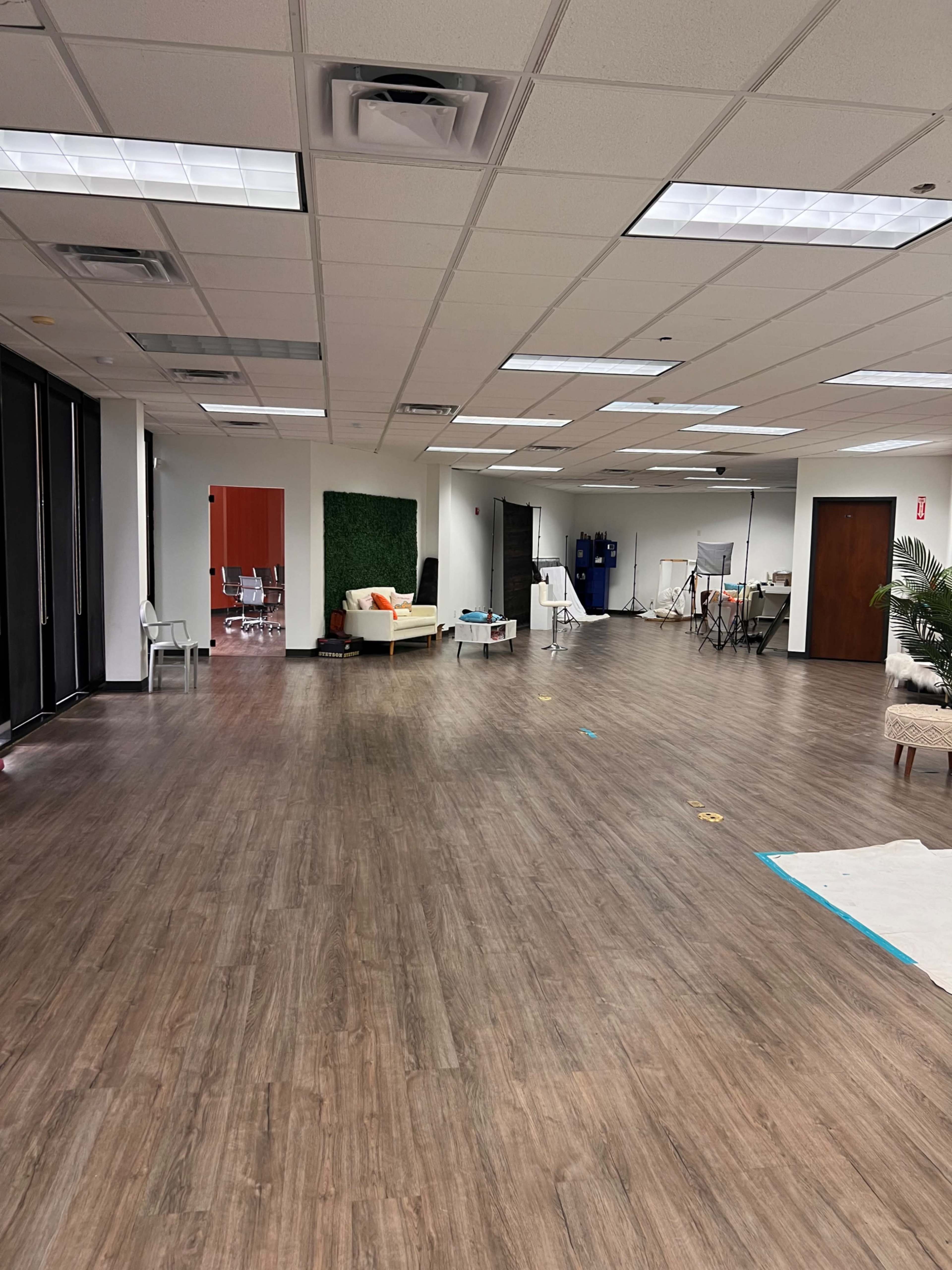 Modern 1,000 SF Photo + Video Studio with Lighting, Props, and ...