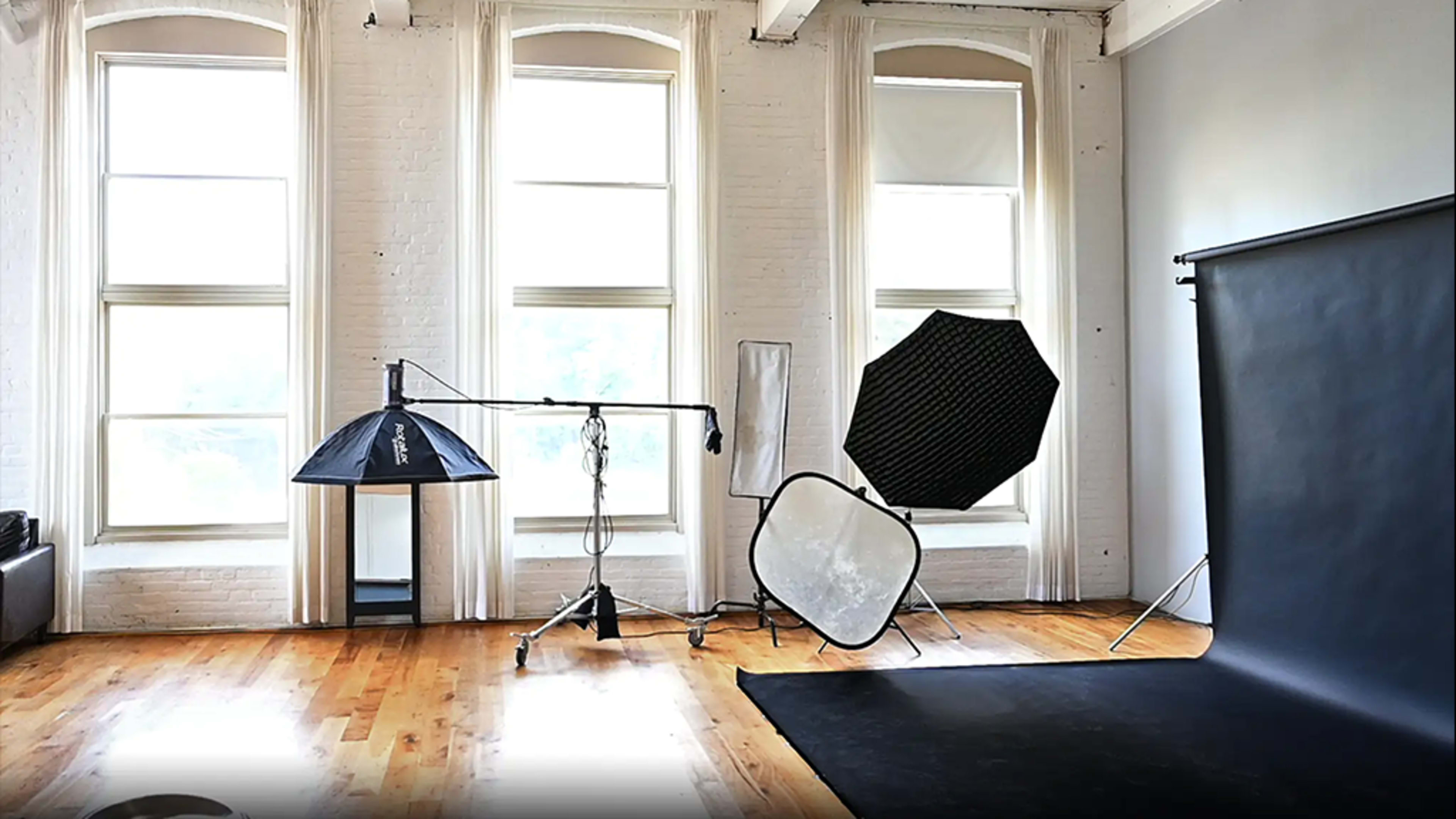 Large New York loft-style studio space drenched in natural light ...