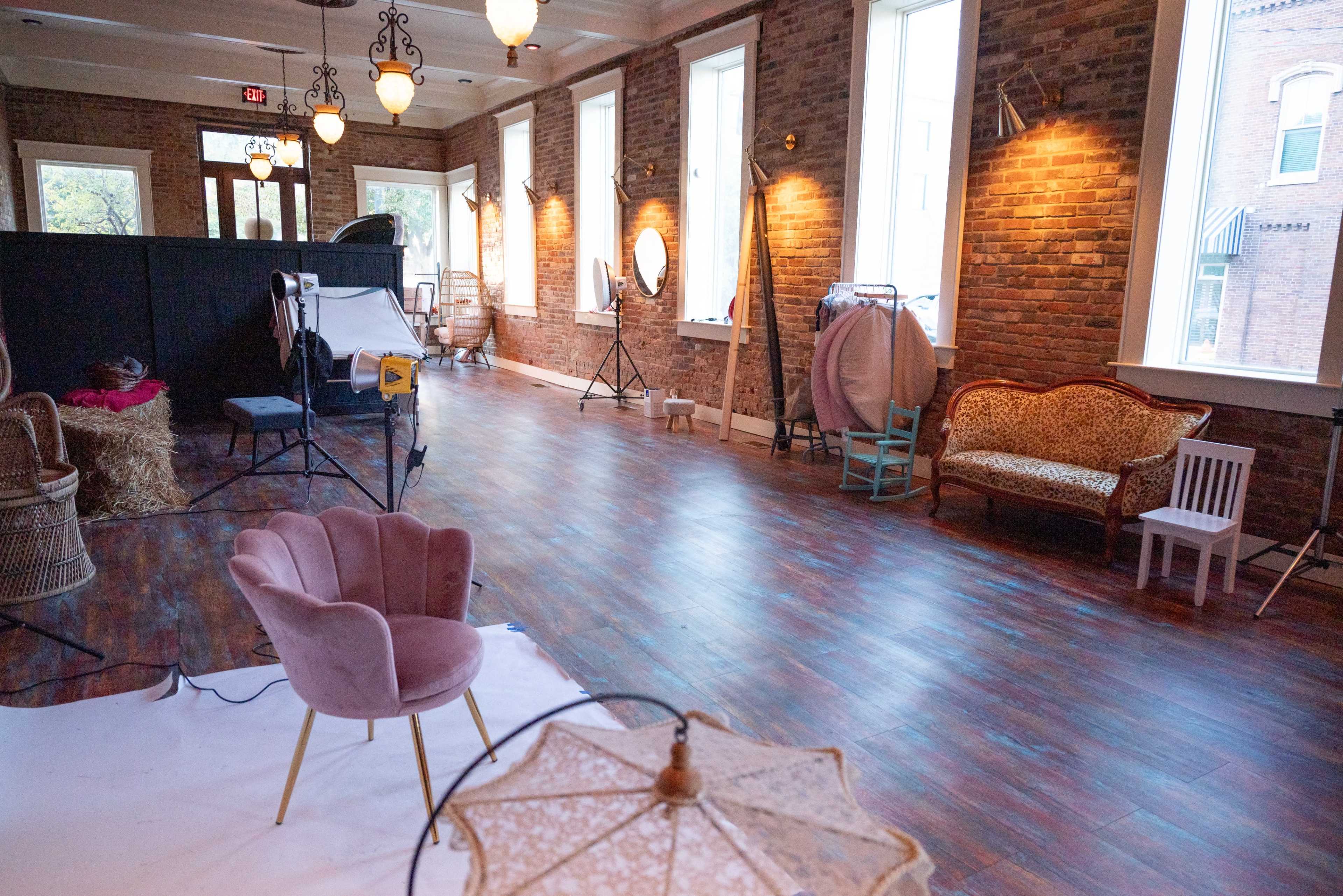 Downtown Versatile Photography Studio, Franklin, KY | Event | Peerspace