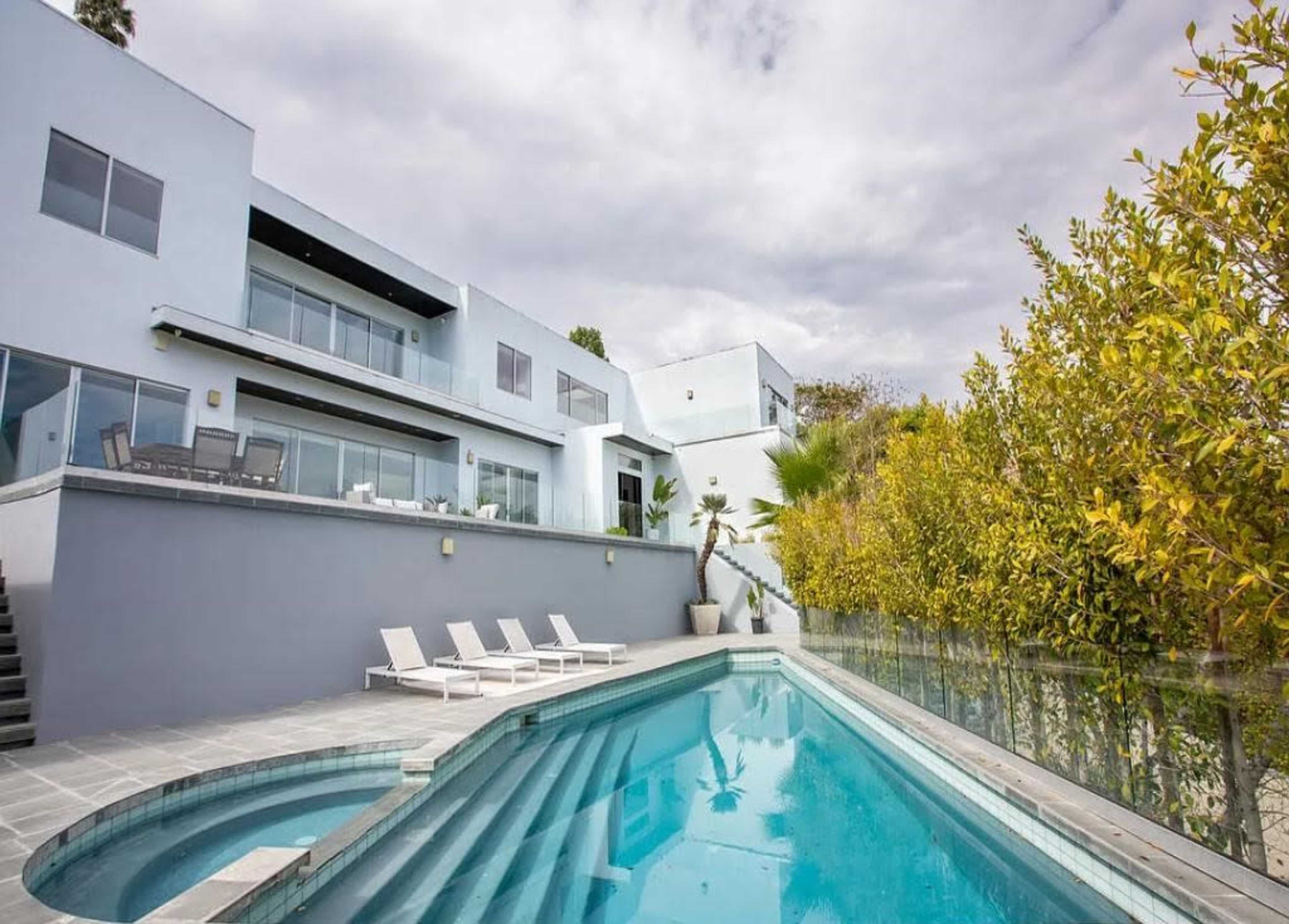 WHITEOUT MODERN: SLEEK ANGLES & SKY-LIT POOL, Los Angeles, CA | Off ...