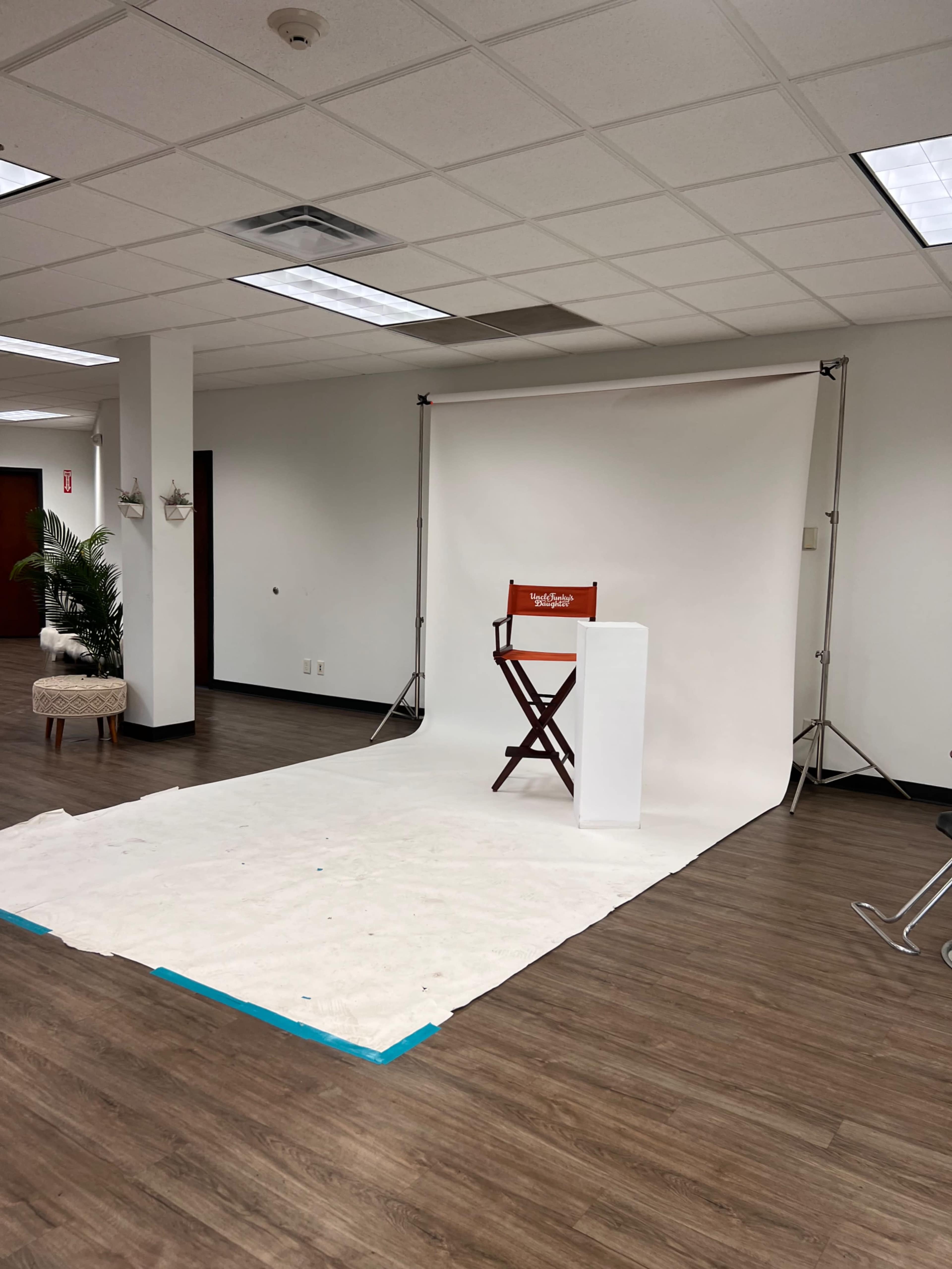 Modern 1,000 SF Photo + Video Studio with Lighting, Props, and ...