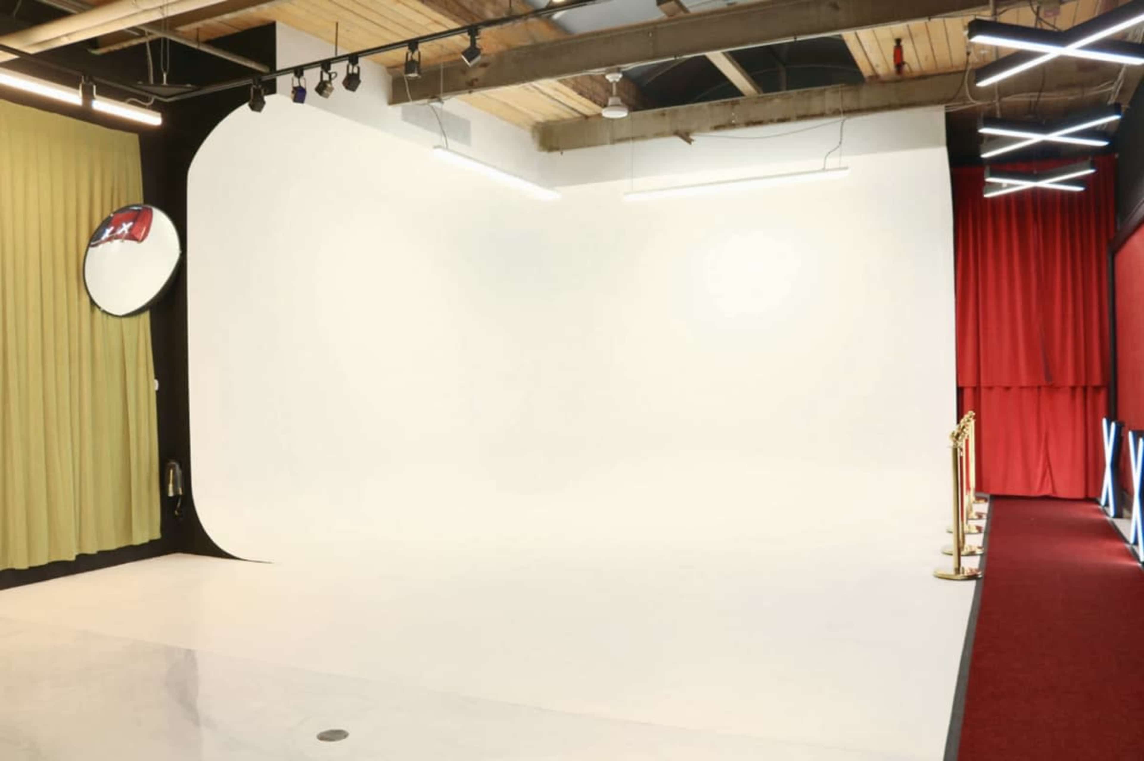 Rvx studio | Skylight Cyclorama loft Studio, Toronto | Event | Peerspace