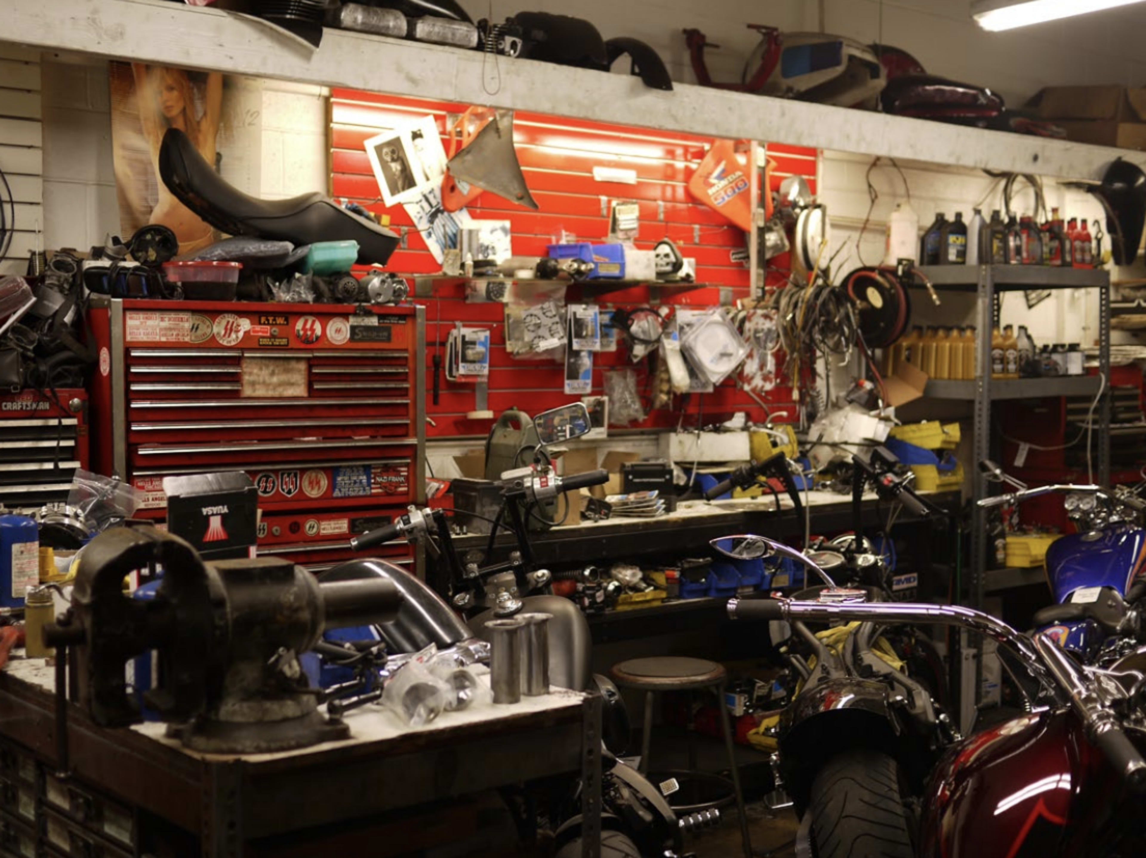GRUNGY GARAGE, motorcycle shop, mechanic, lounge, pool table, cozy ...