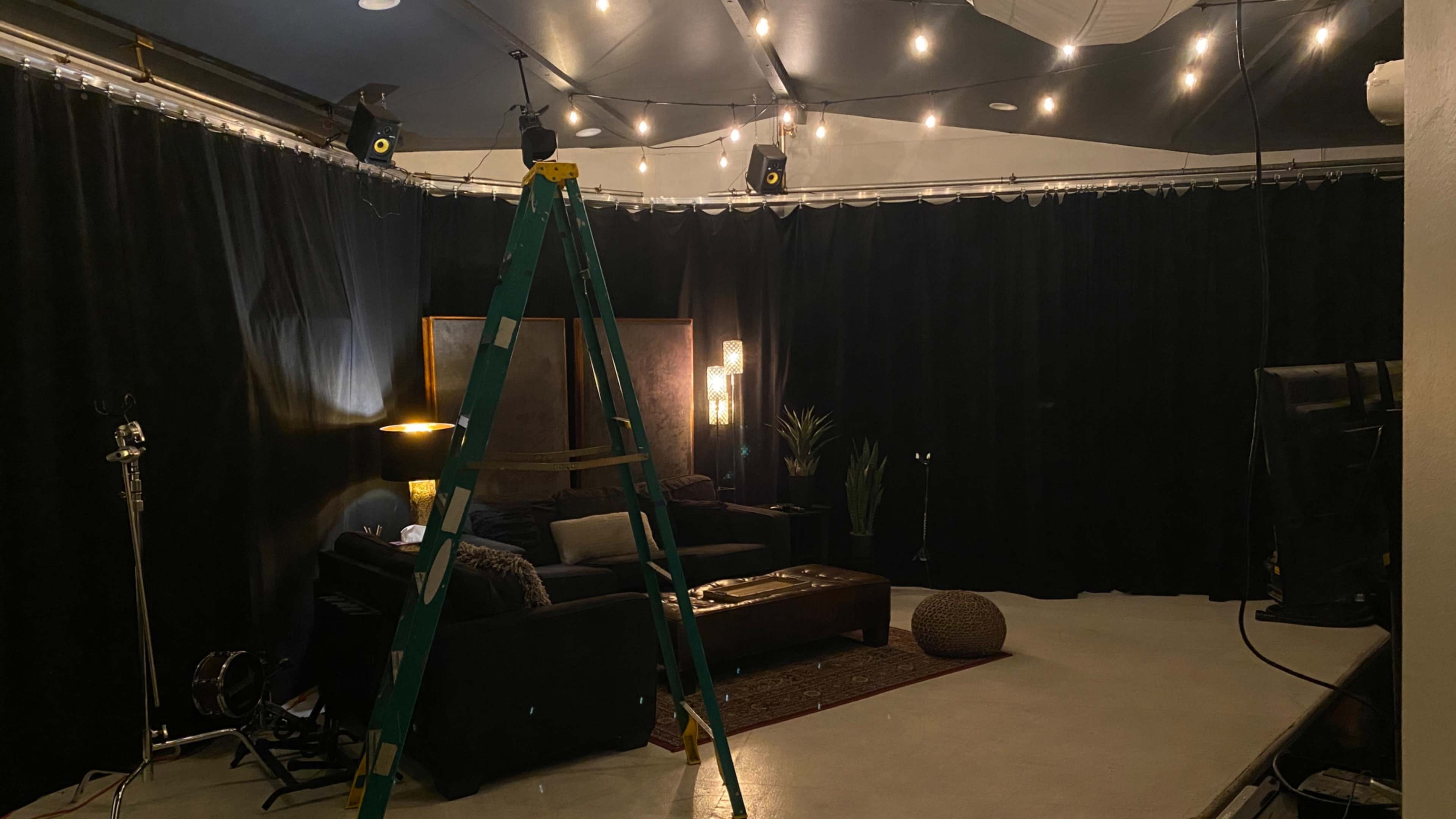 Modular Studio for Film, Photography, Podcasts & Streaming with Stage ...