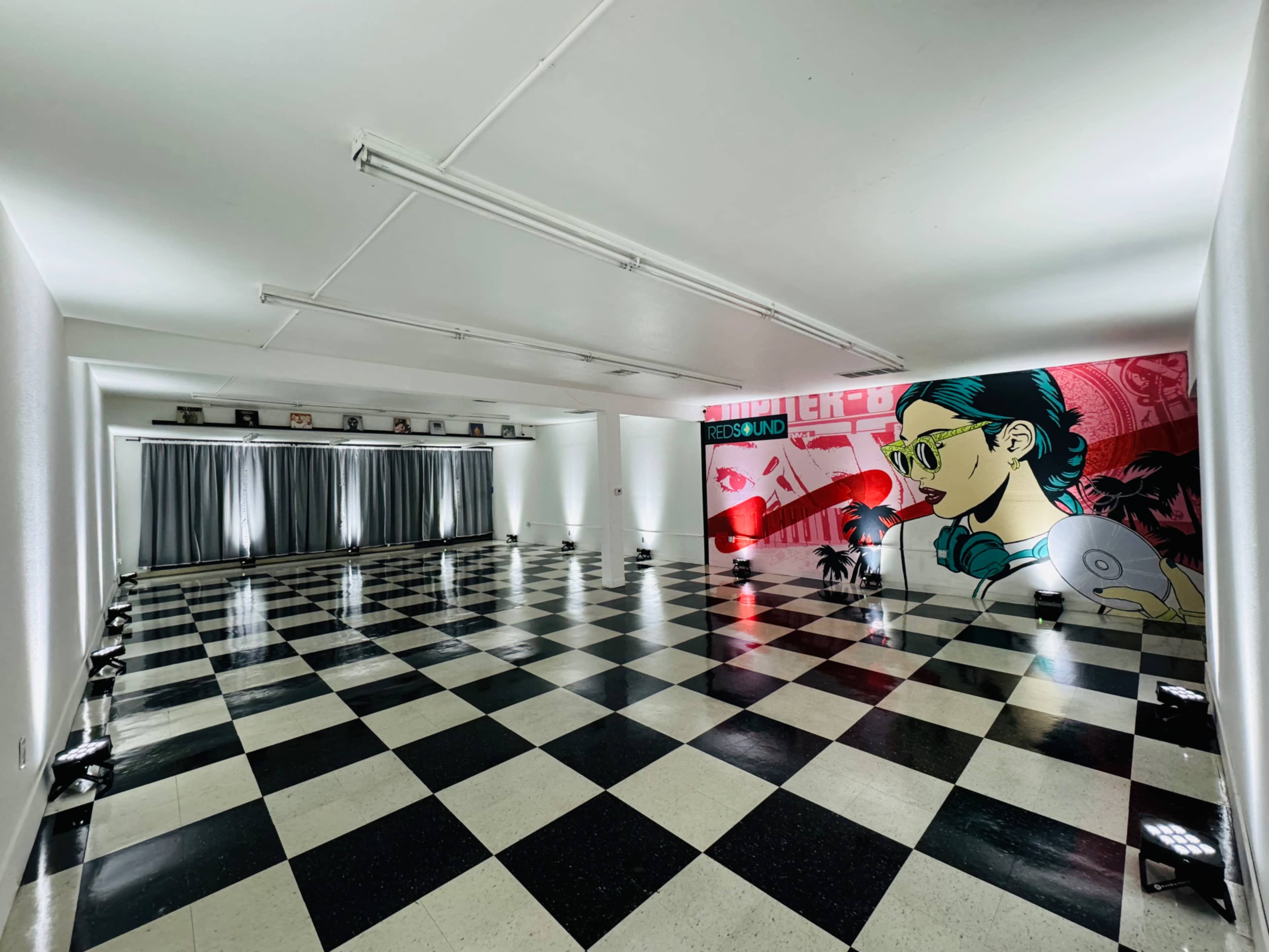 Clean Urban Event Studio With Unique Murals, Bellflower, CA | Event ...