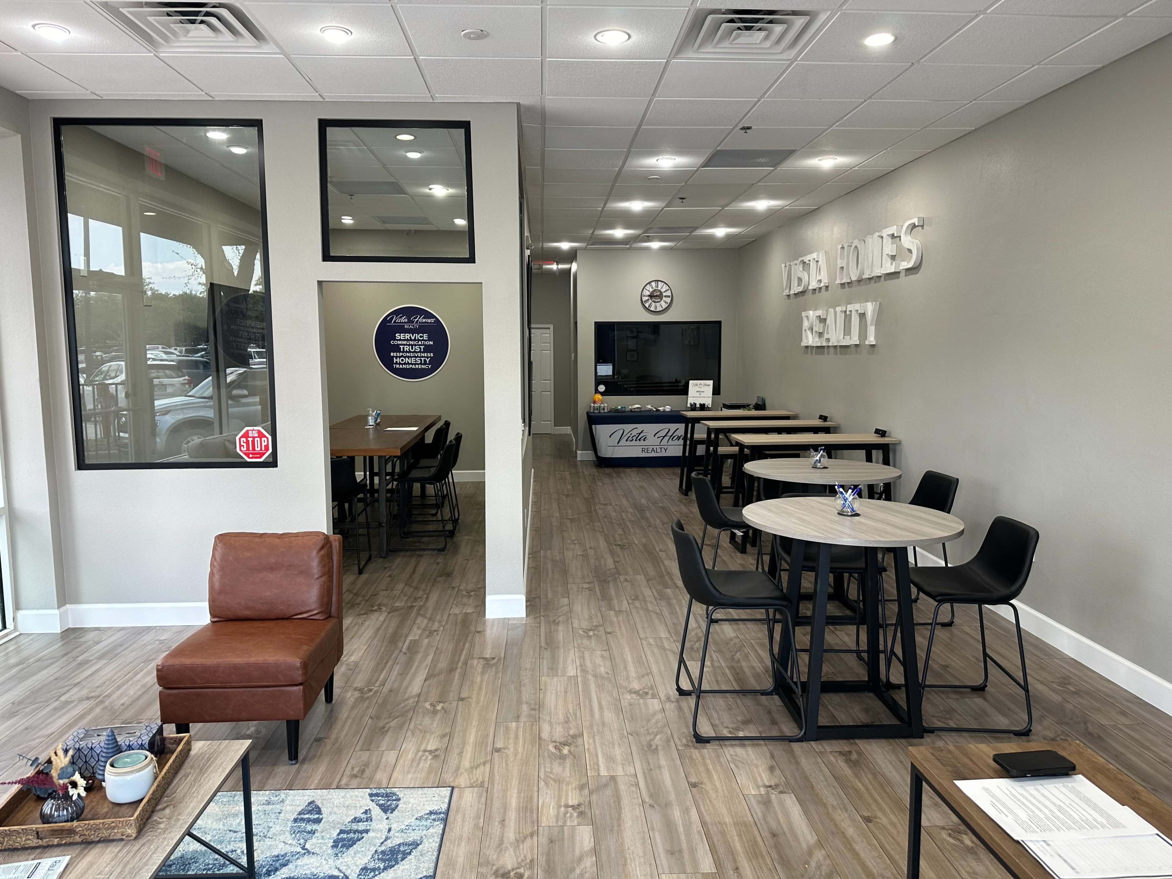 Office Collaborative Meeting and Work Space With Conference Room ...