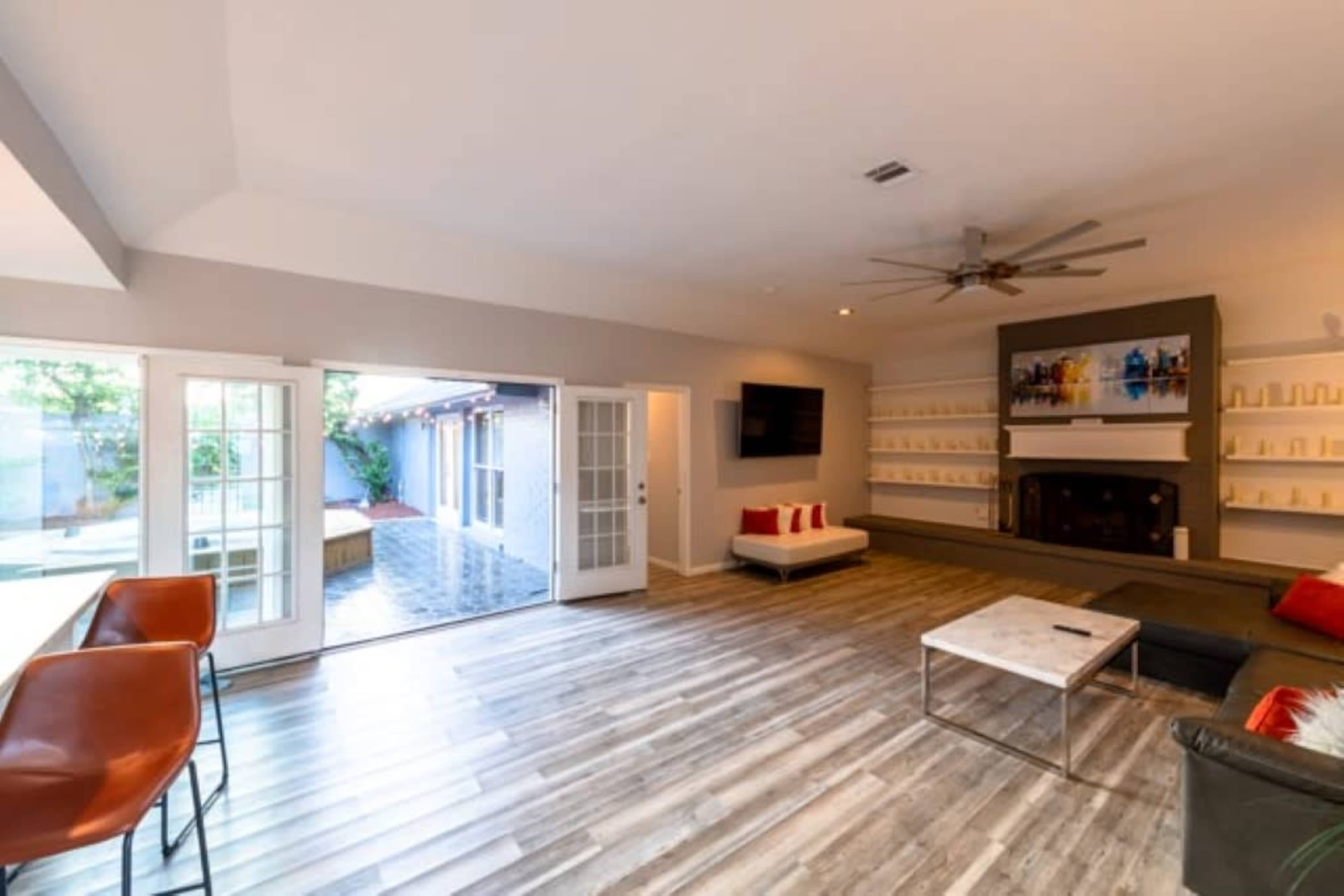 MIA-LA-Style Luxury Villa with Olympic Pool & Courtyard Spa Oasis ...