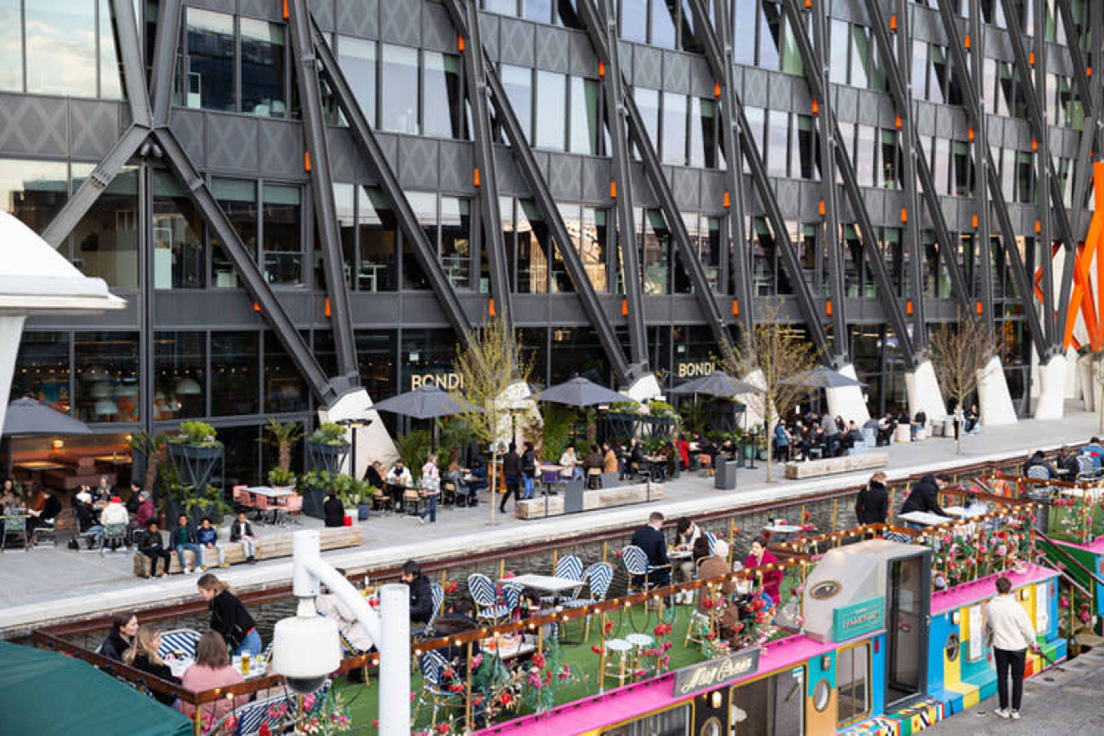 Colourful barge restaurant on the Paddington canal, Paddington Central ...
