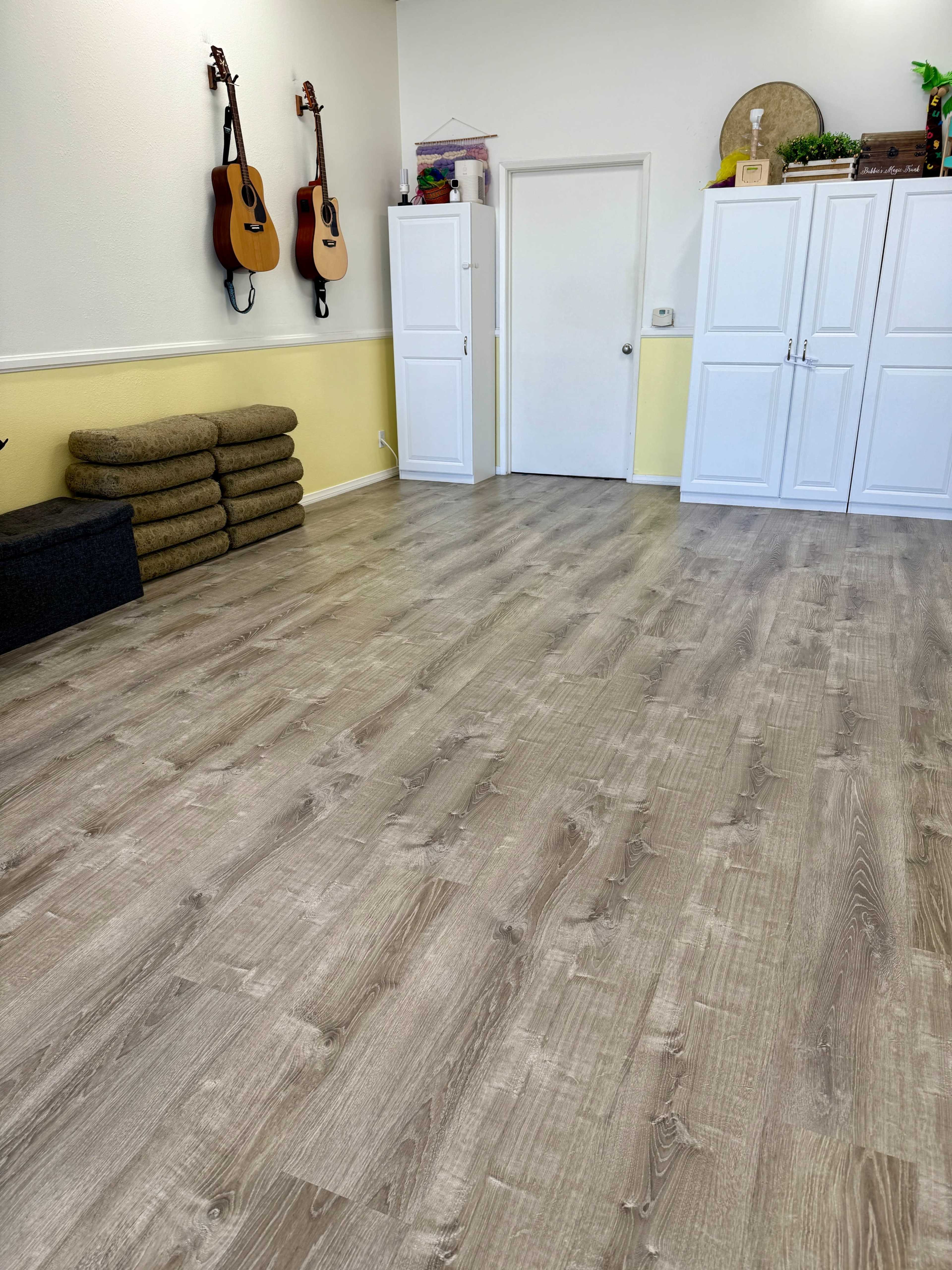 Bright, clean & cozy studio perfect for small classes, photo shoots ...