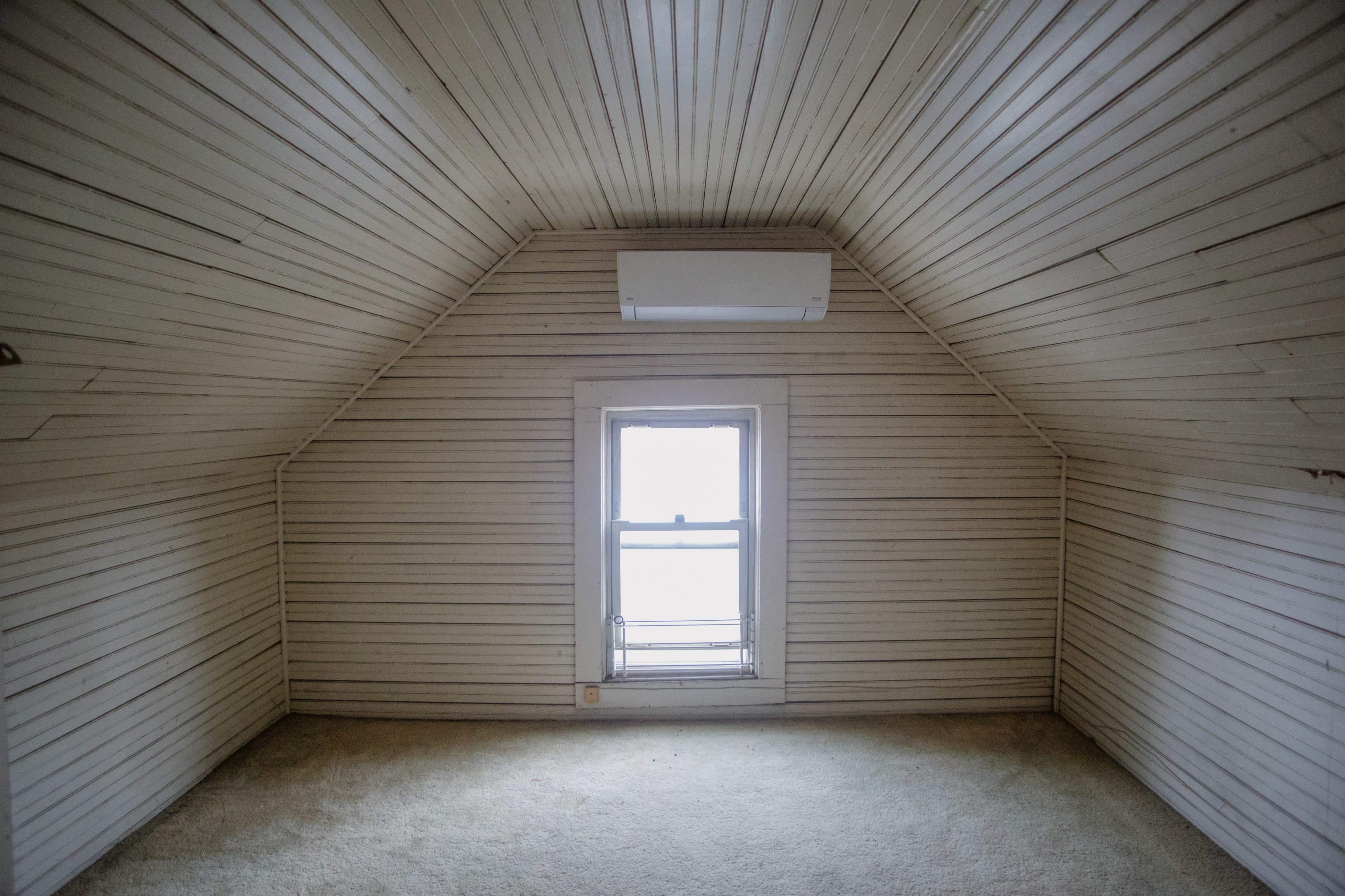 Classic Retro Home with Attic Loft, Chandeliers, and Carpets, Jamaica ...