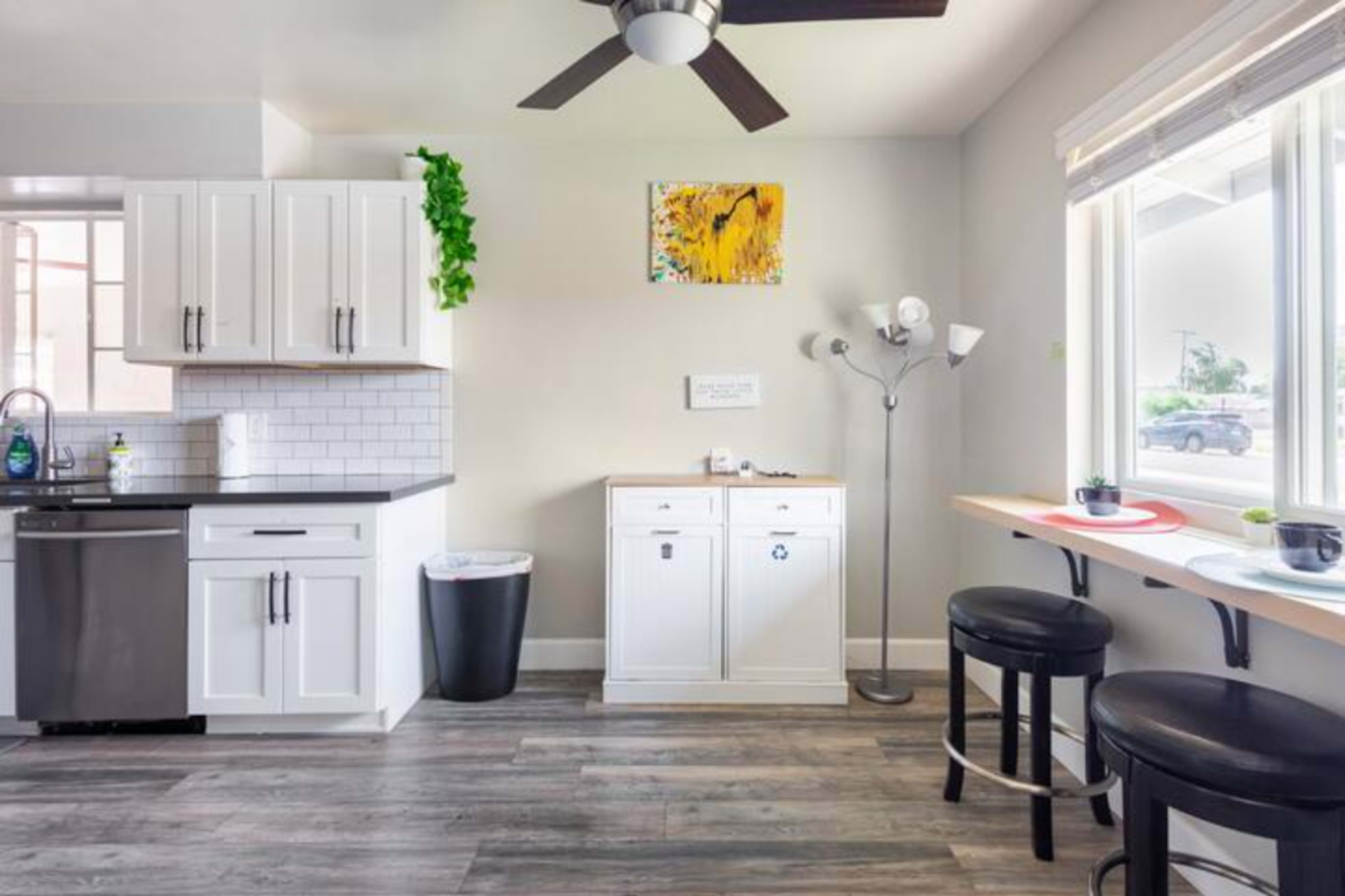 Wellness House + Dog friendly+ Full kitchen & backyard, Phoenix, AZ ...