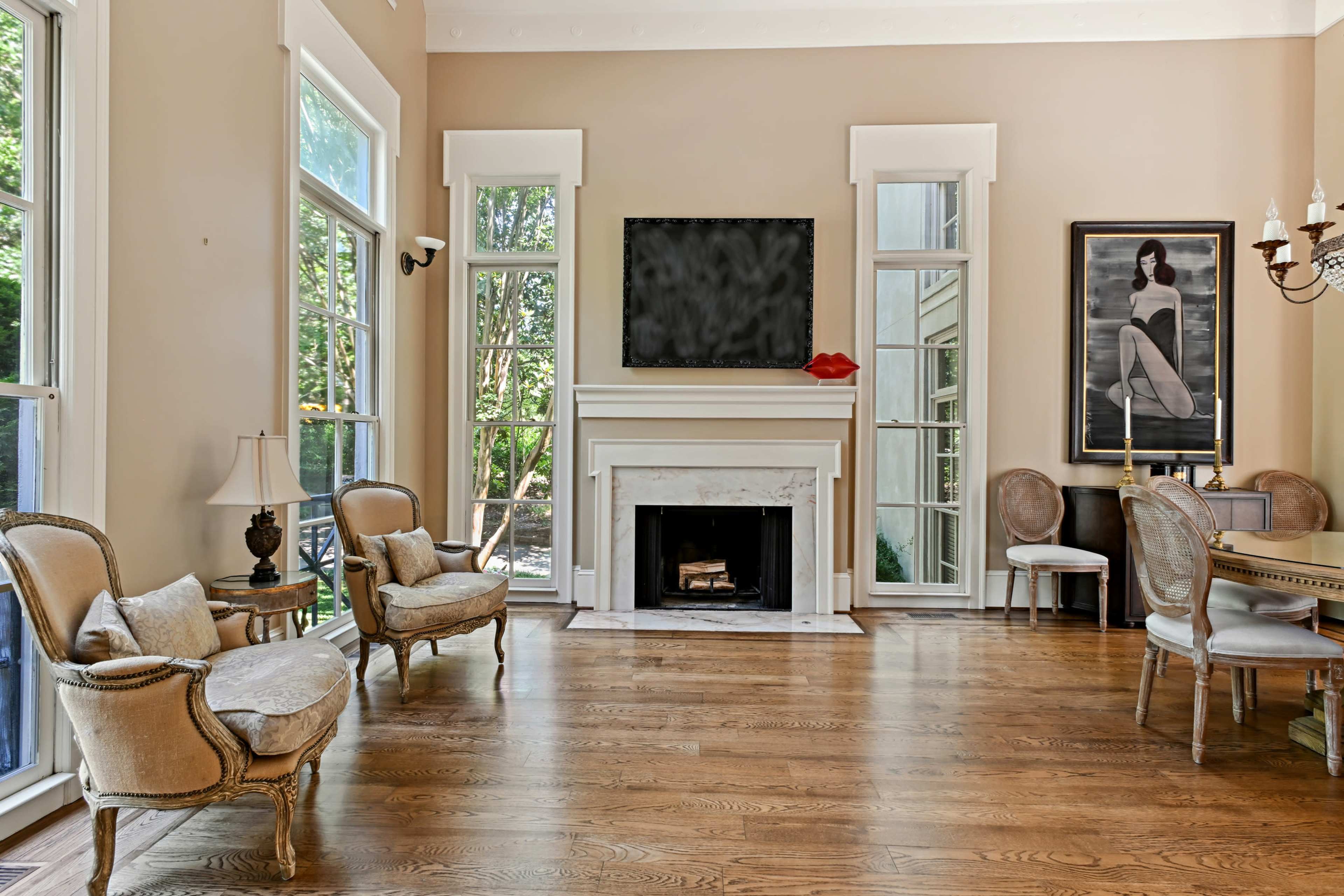 Midnight Monarch - Luxurious Designer Mansion with Pool & Amenities ...