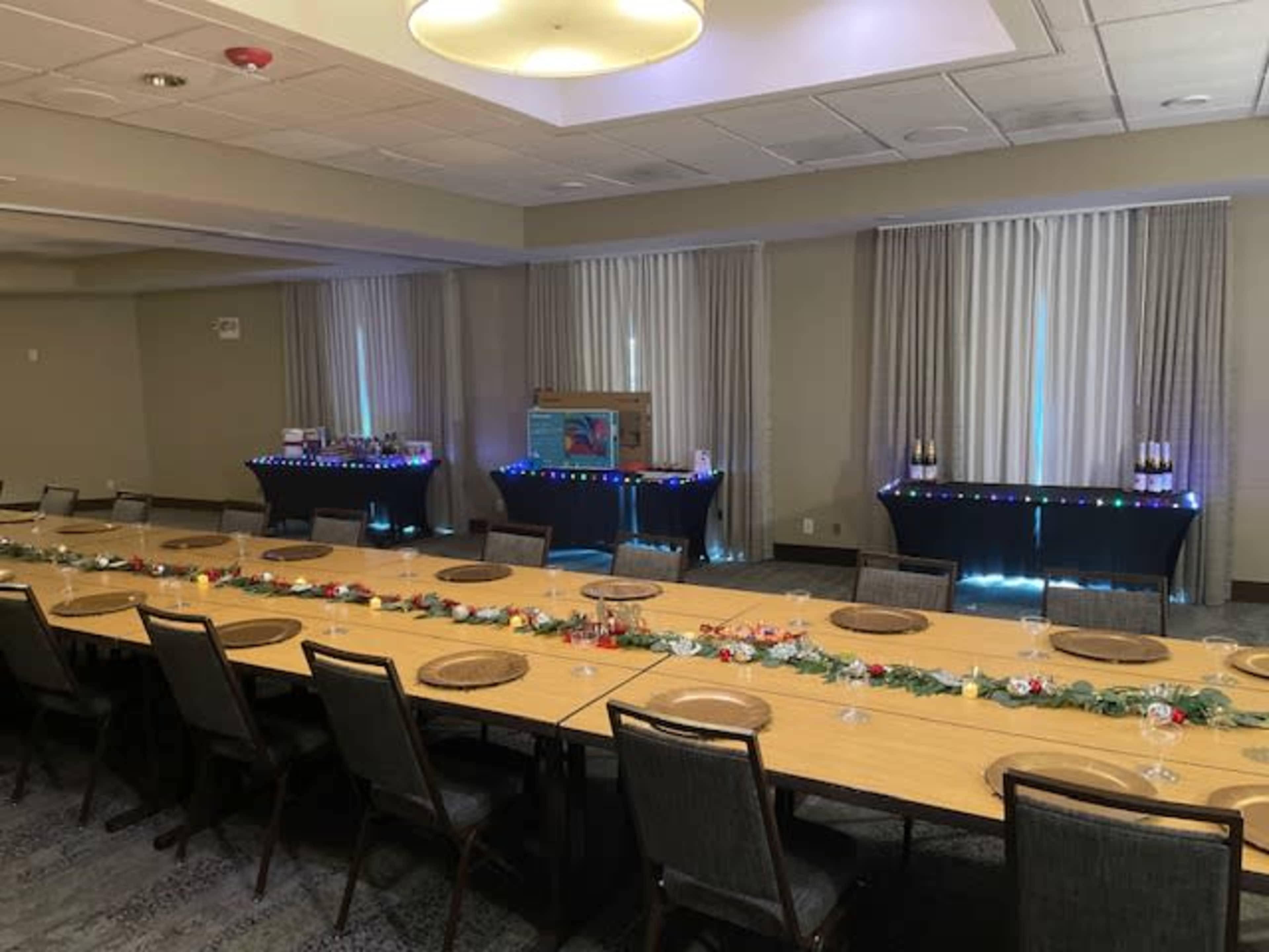 Courtyard by Marriott Fort Lauderdale N | Meeting room with multile set ...