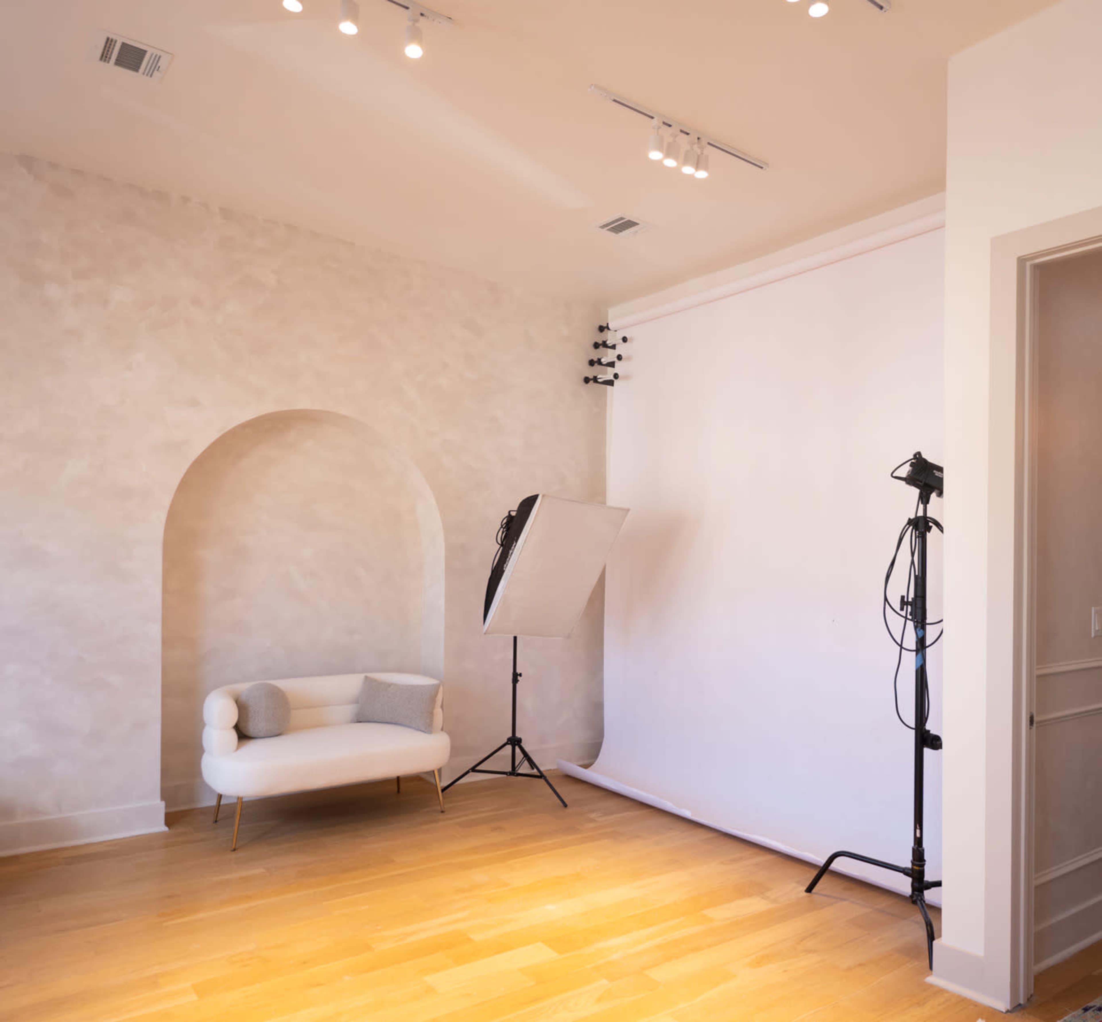 Modern Daylight Studio with 3 Styled Scenes, Brooklyn, NY | Production ...