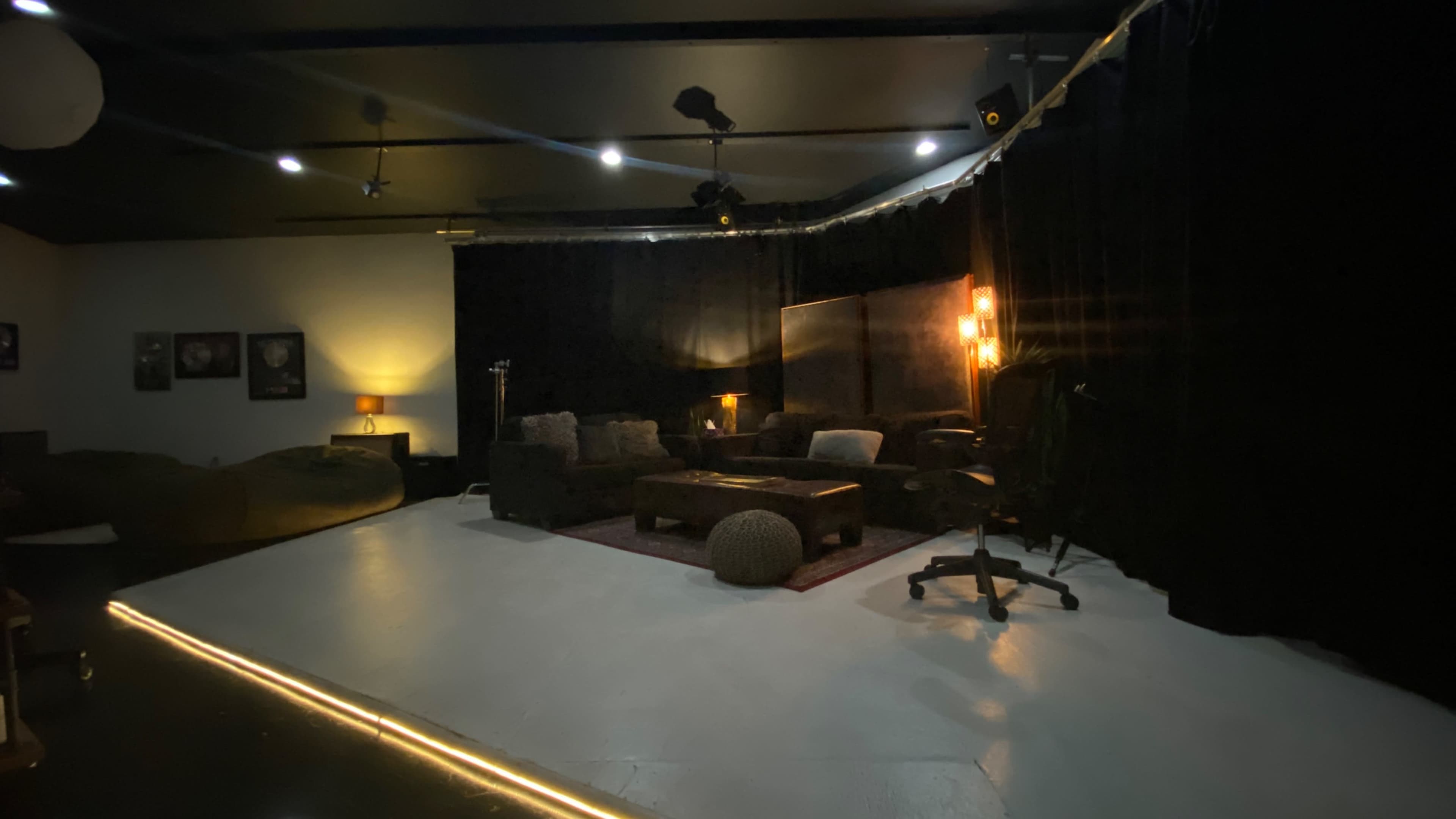 Modular Studio for Film, Photography, Podcasts & Streaming with Stage ...