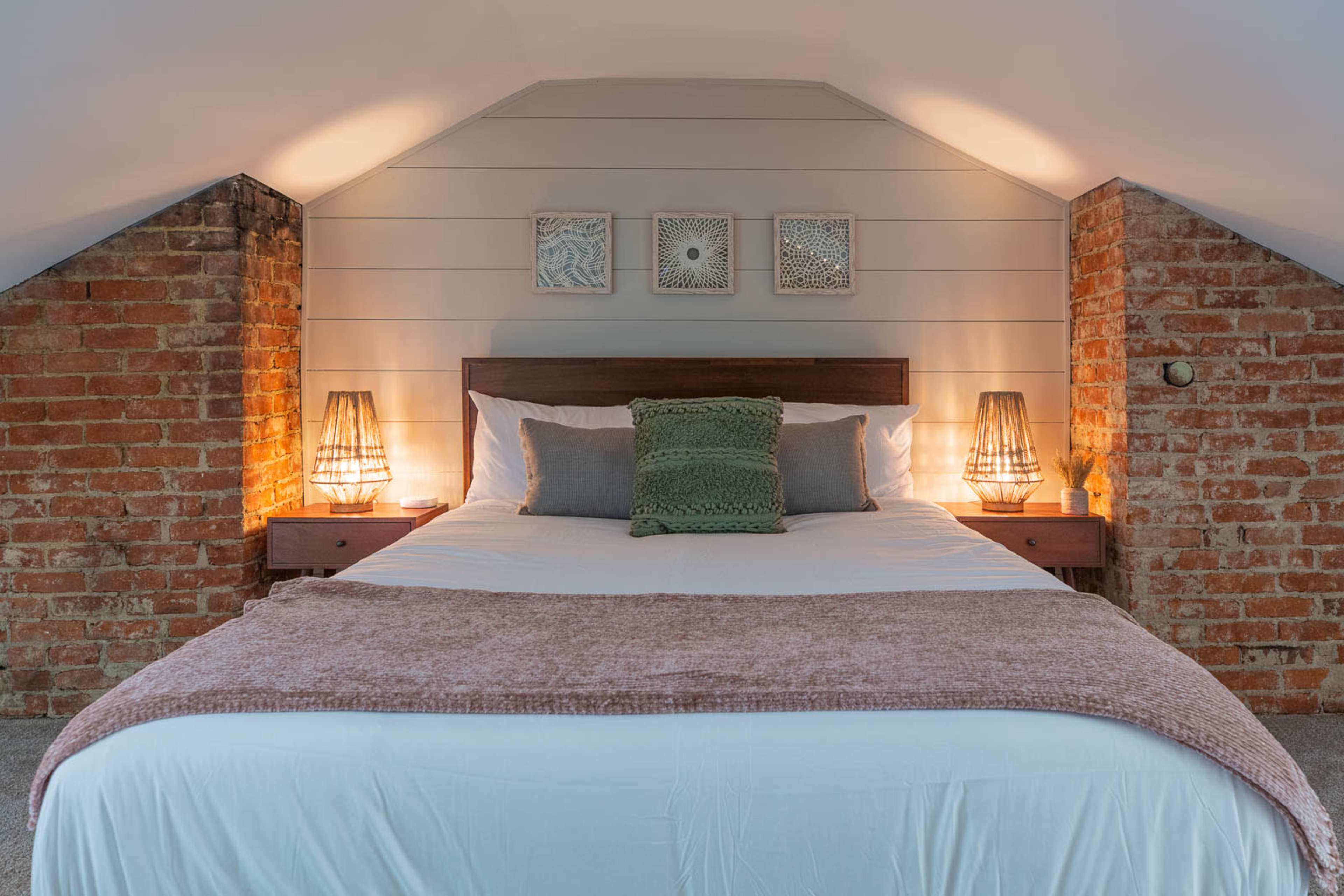 Sheek Boho Inspired Rowhouse w 2 King Beds / Large dining / Family ...