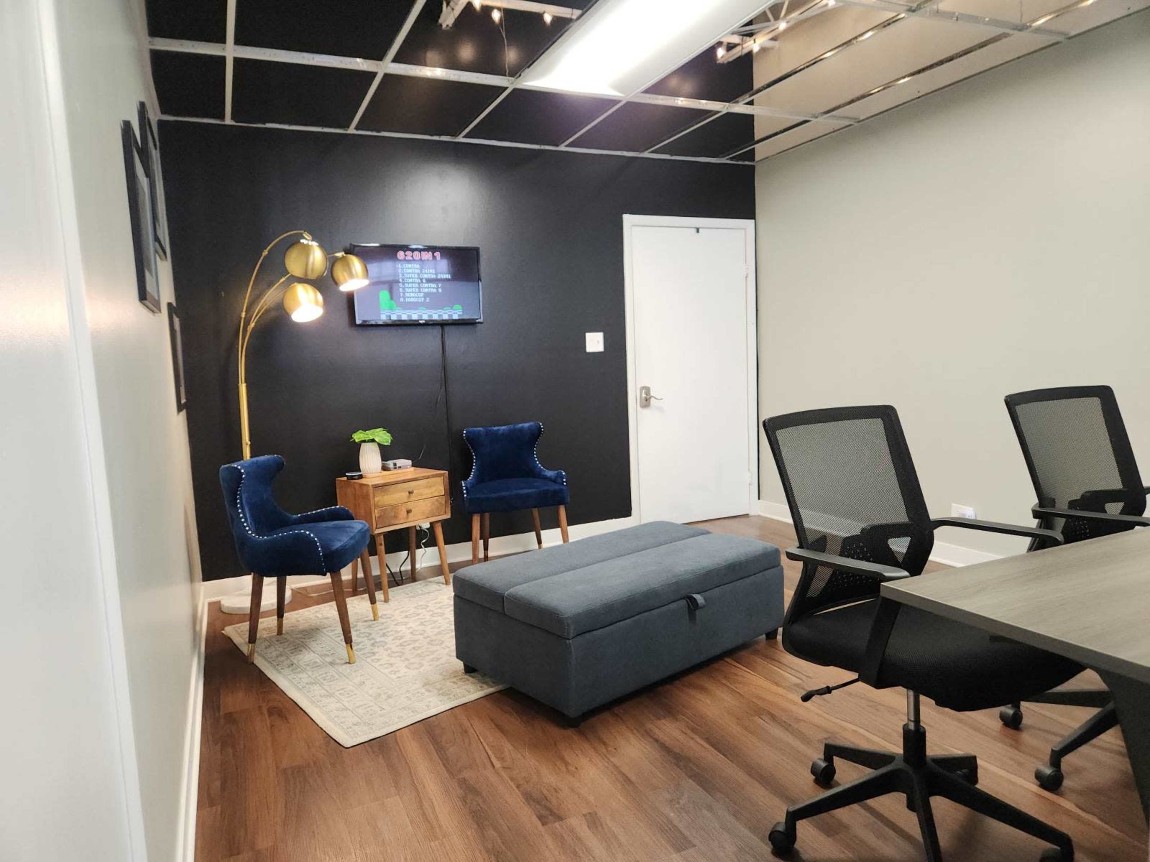Shared Desk (A) @ Office Suite, Oak Lawn, IL | Off-Site | Peerspace