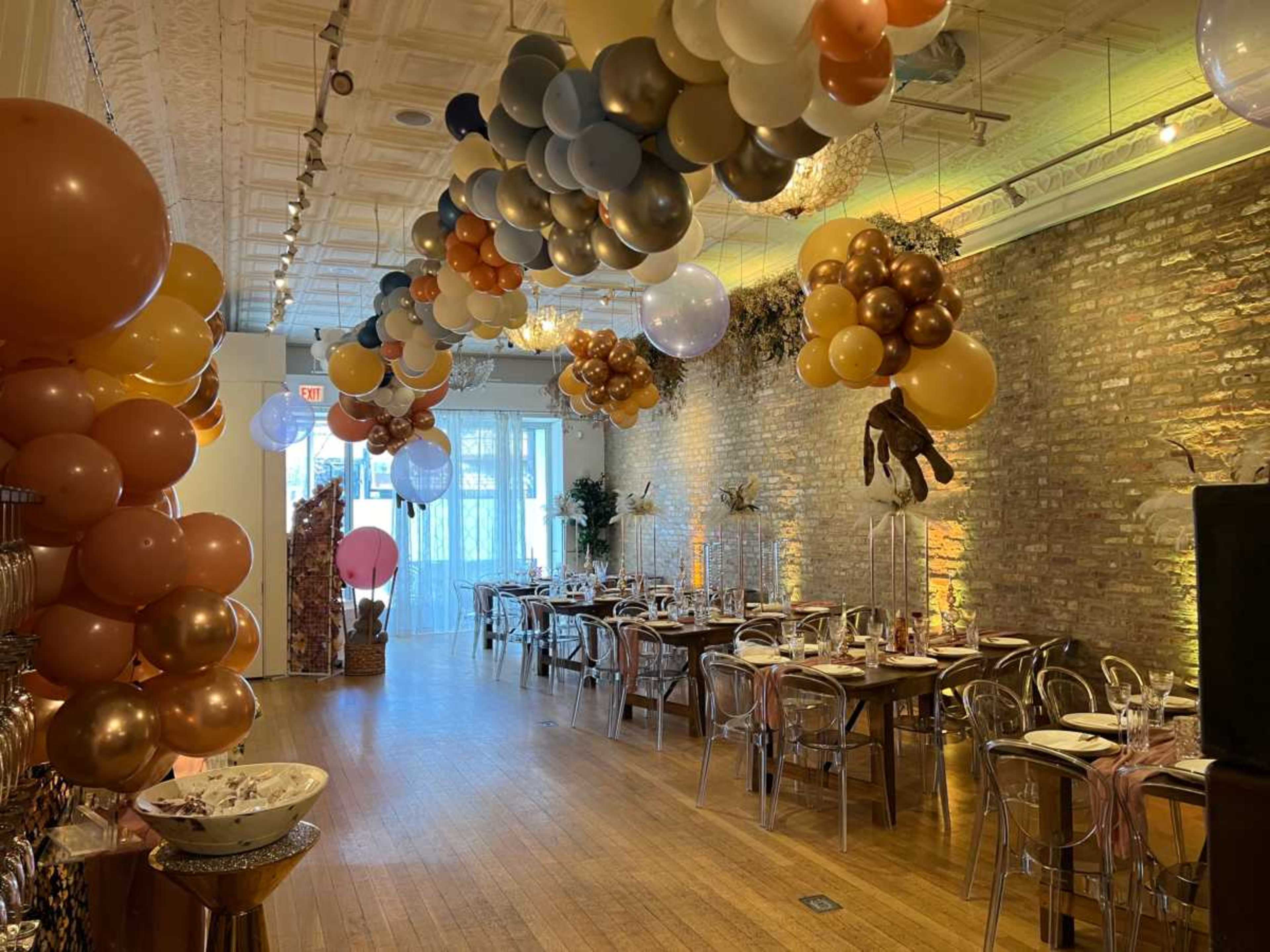 Logan square spacious gallery with an outdoor space, Chicago, IL | Off ...