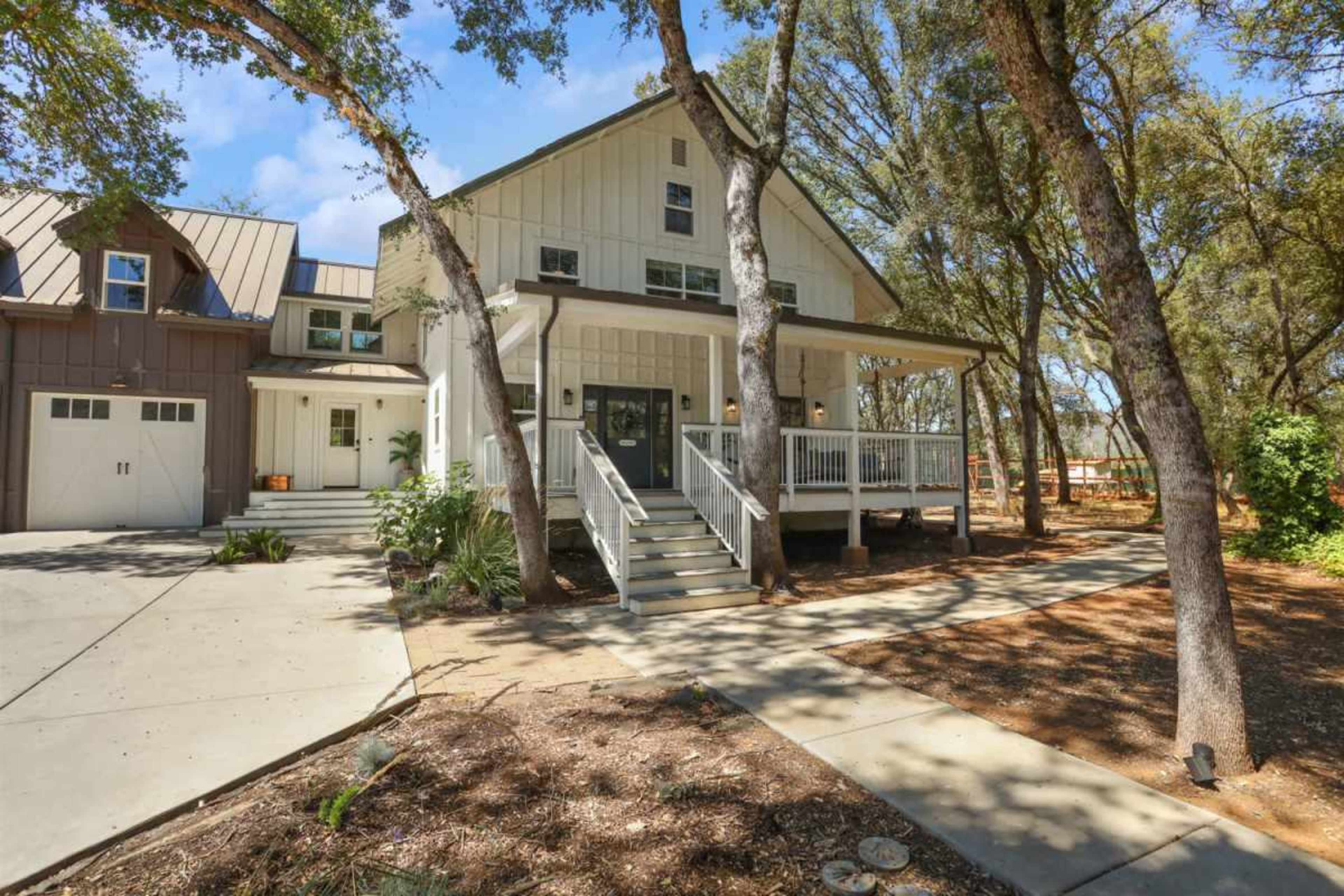 Private 20 Acre Ranch w/Pickleballcourt, serene landscapes, and Pool ...