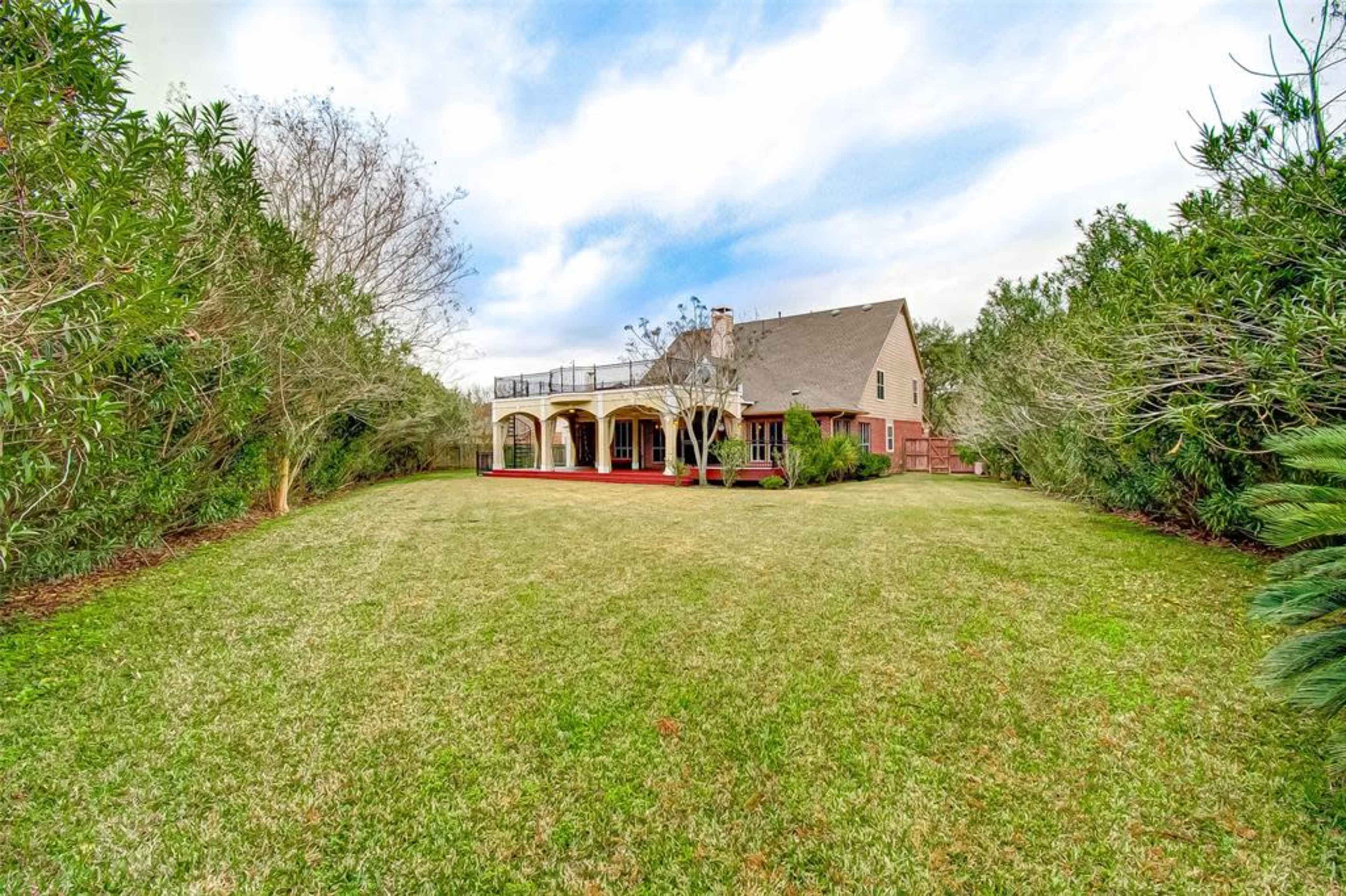 Spacious Urban Backyard with 2 Storey Deck, Sugarland, TX | Production ...