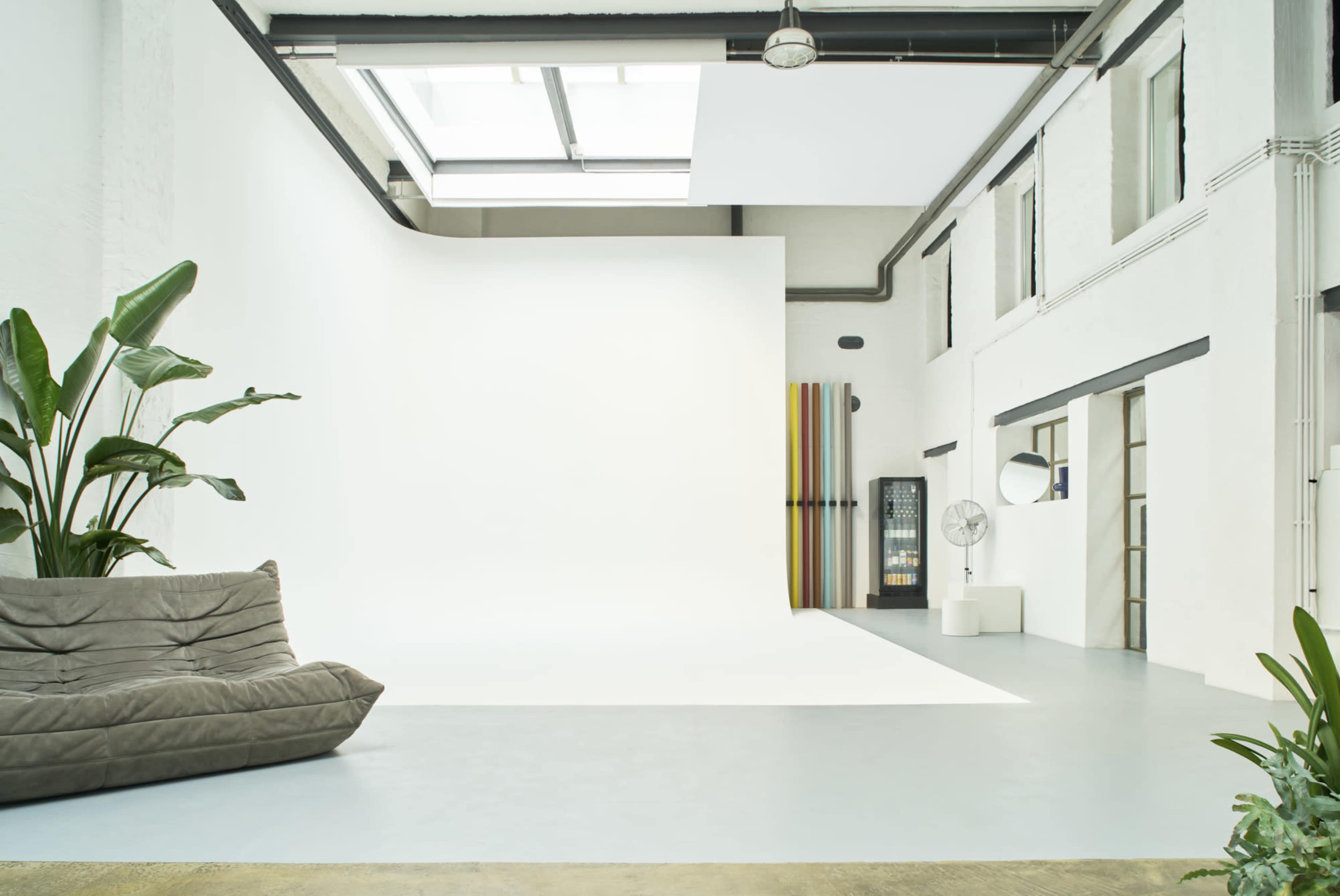 STUDIO 242 | 2 Studios auf 175qm - 1 Tageslicht-Studio mit L-förmiger Hohlkehle, 1 Kunstlicht ...