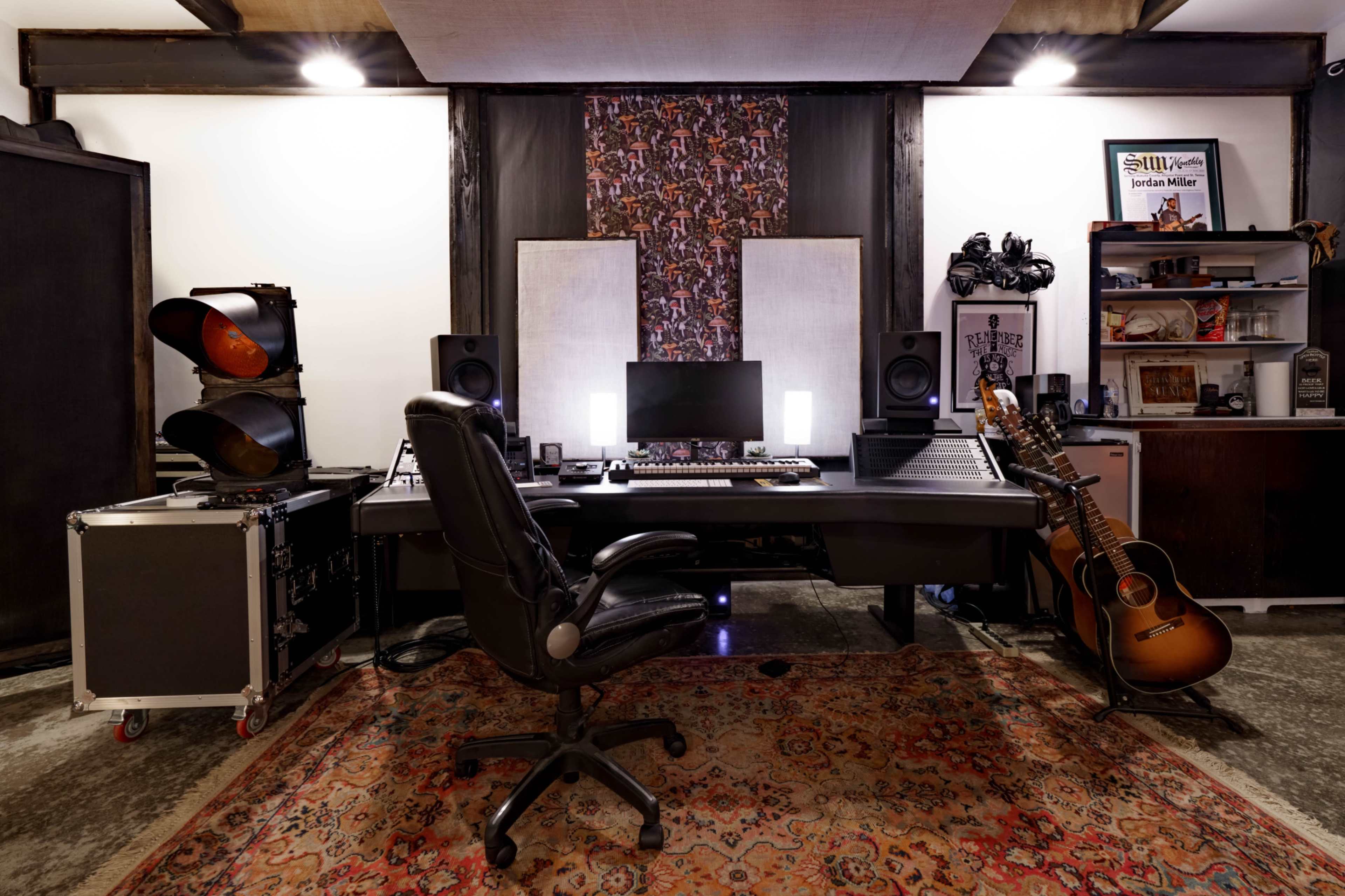 Countryside rustic music studio, Charlotte, TN | Production | Peerspace