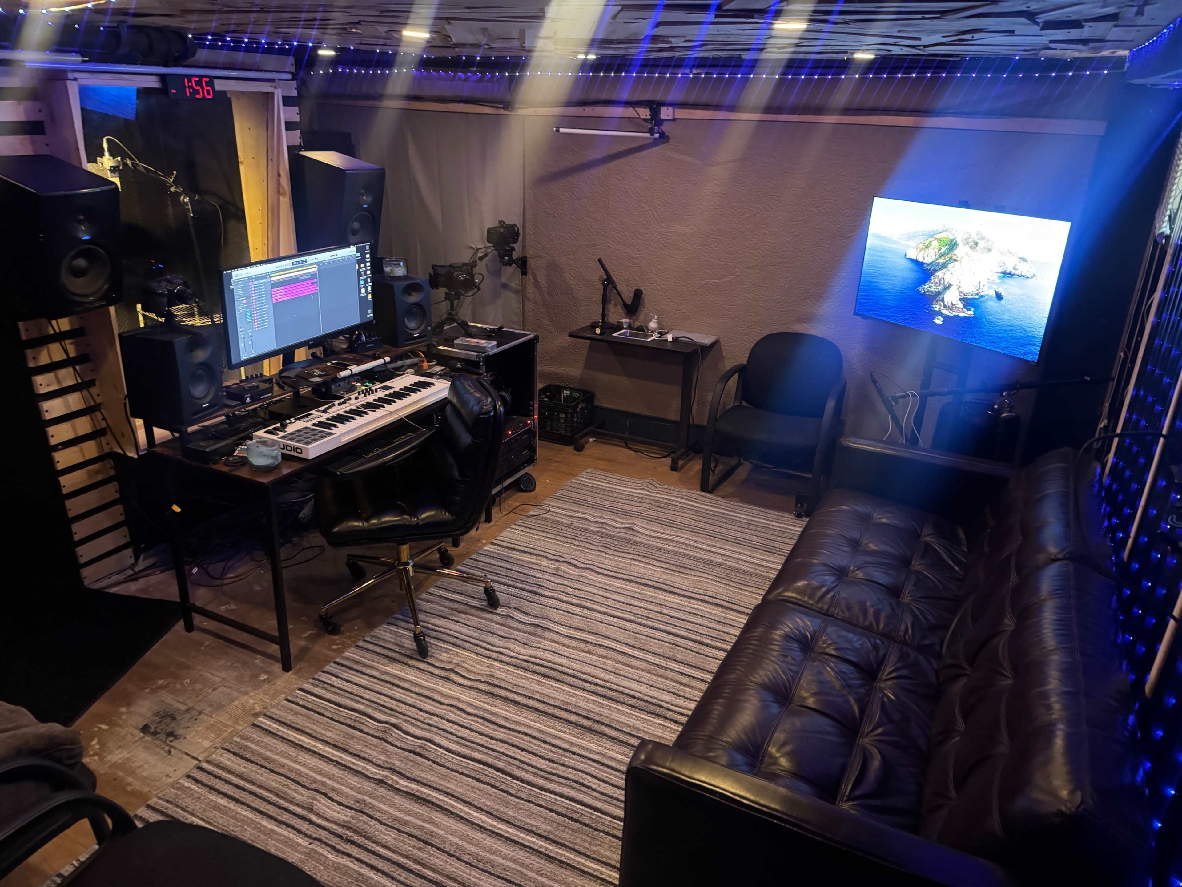 Comfortable multi camera podcast/recording space, Springfield gardens ...