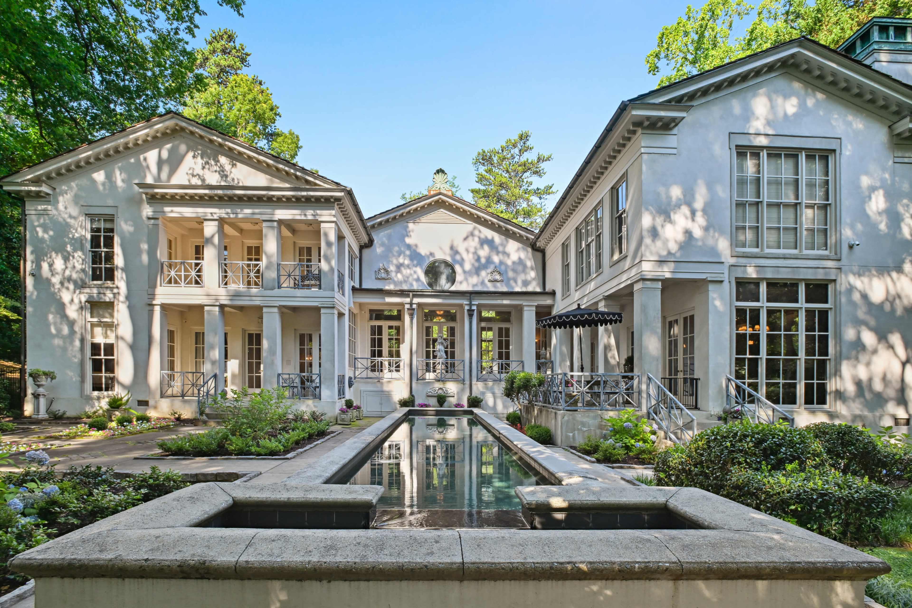 Midnight Monarch - Luxurious Designer Mansion with Pool & Amenities ...