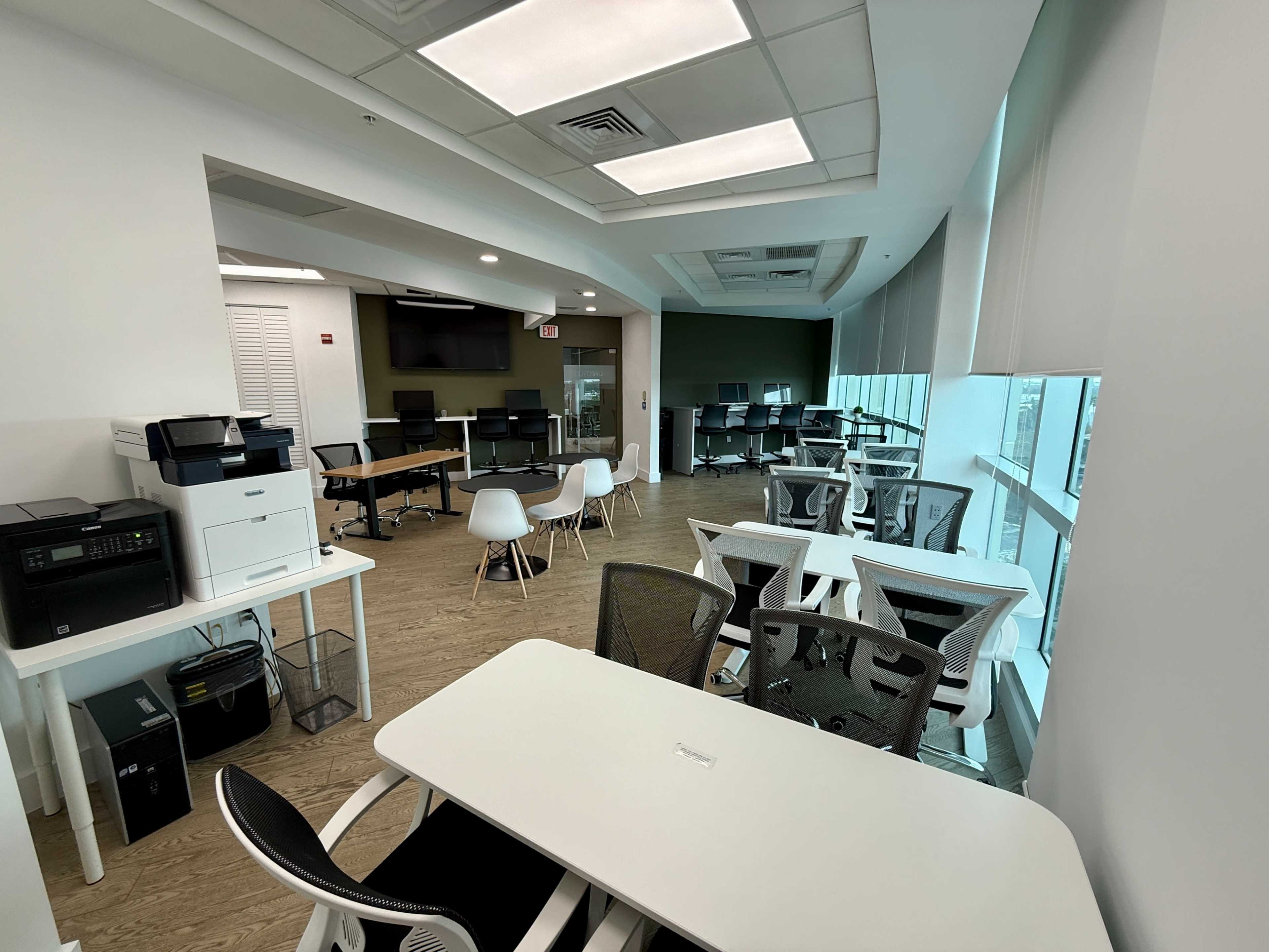 40 people! Open office for trainings / Productions or seminars with ...