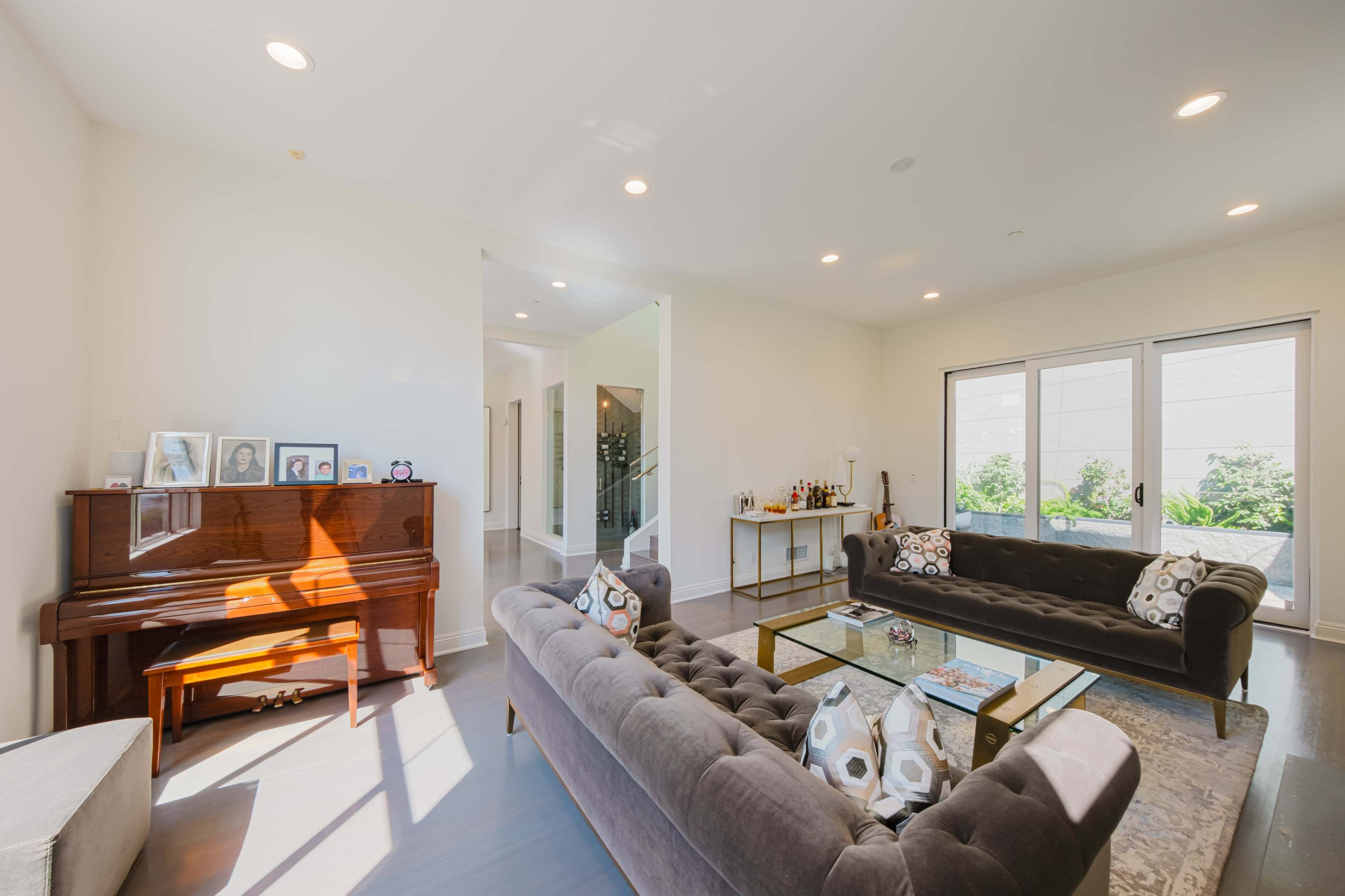 SUNSET ESCAPE: MODERN ELEGANCE ABOVE IT ALL, Los Angeles, CA ...