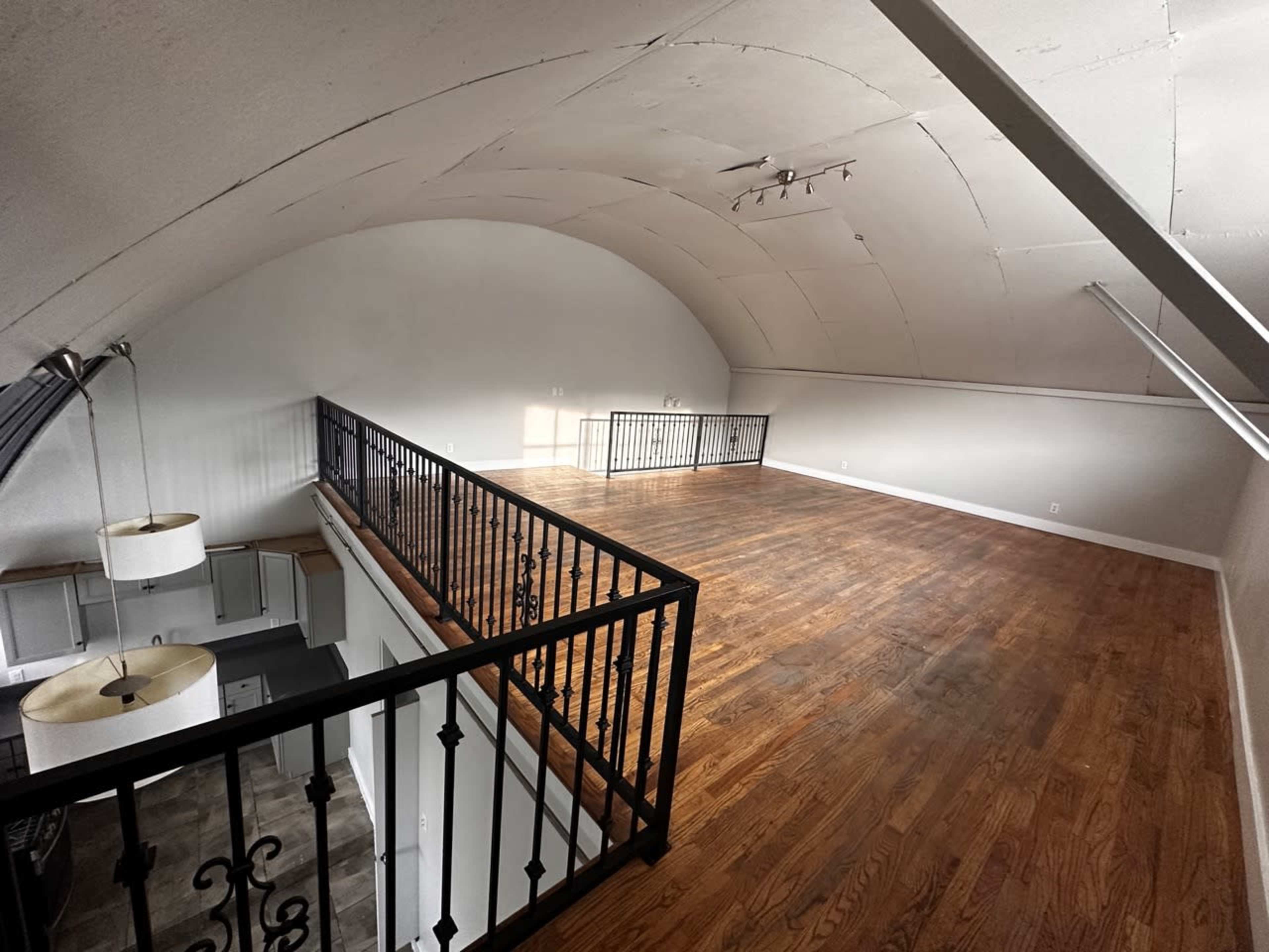 Beautiful Loft with natural light and lobby plus kitchen for filming ...