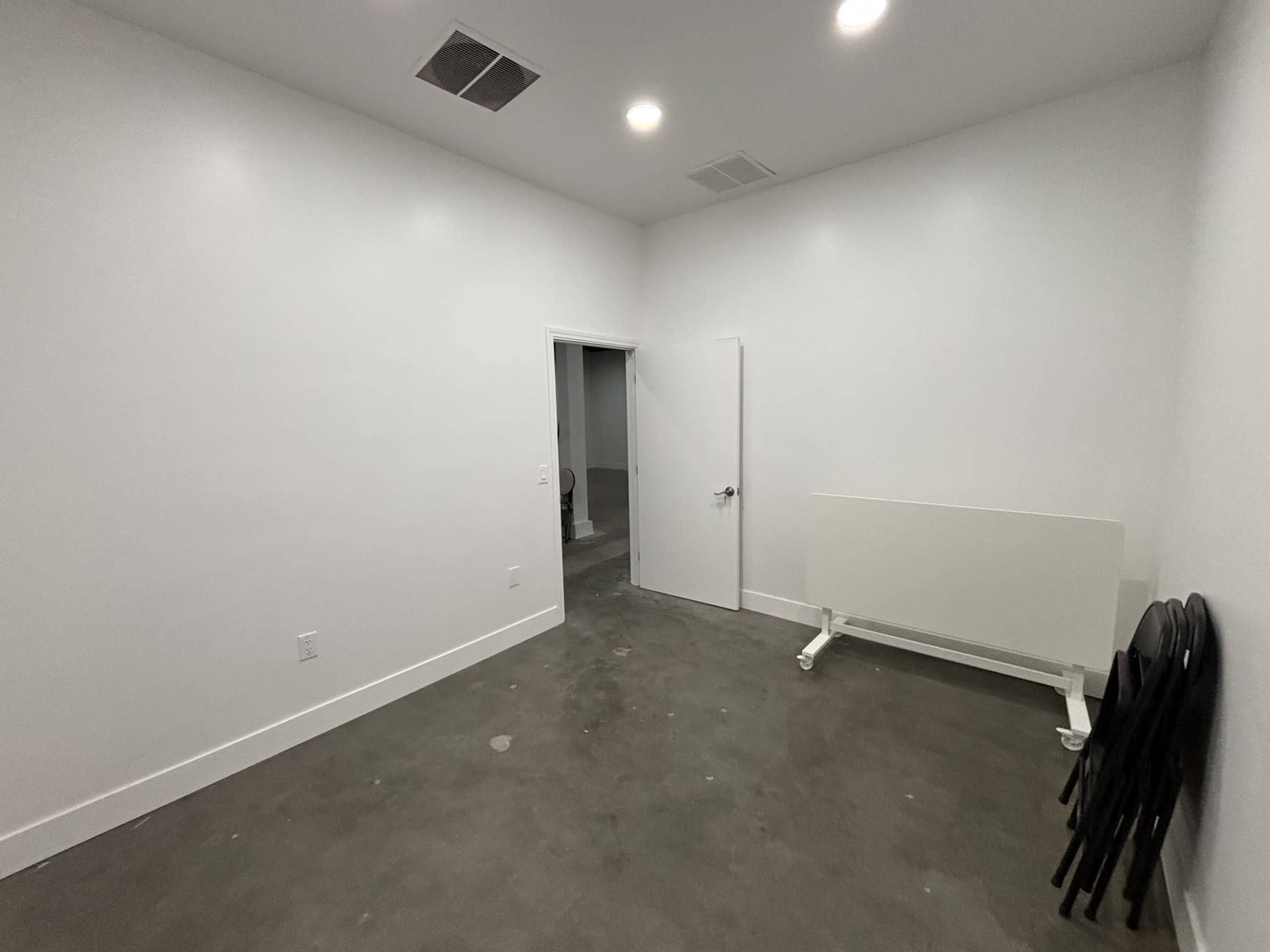 Flexible Idea Space with Empty Warehouse, Empty Commercial Kitchen ...