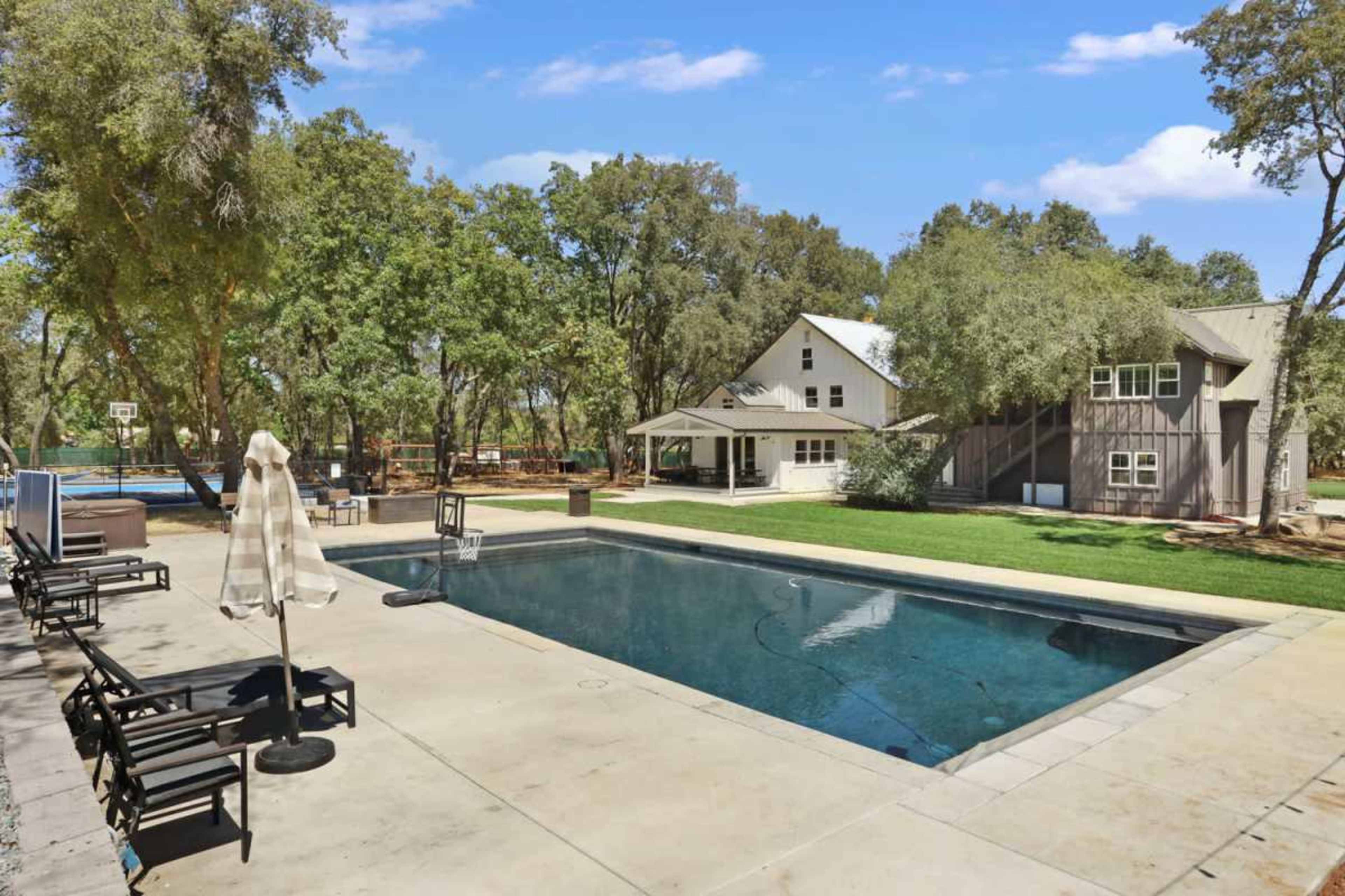 Private 20 Acre Ranch w/Pickleballcourt, serene landscapes, and Pool ...
