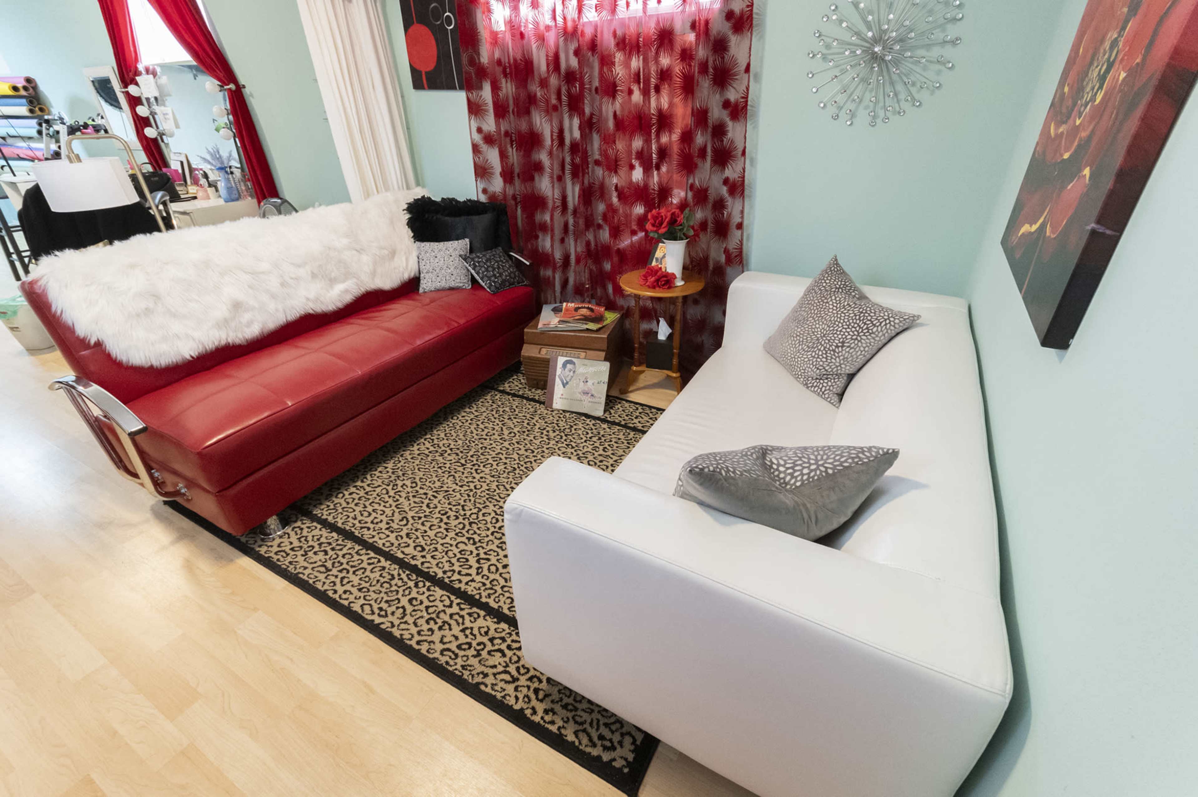 Cozy Modern Studio w/Lush Property for Indoor & Outdoor Shooting ...