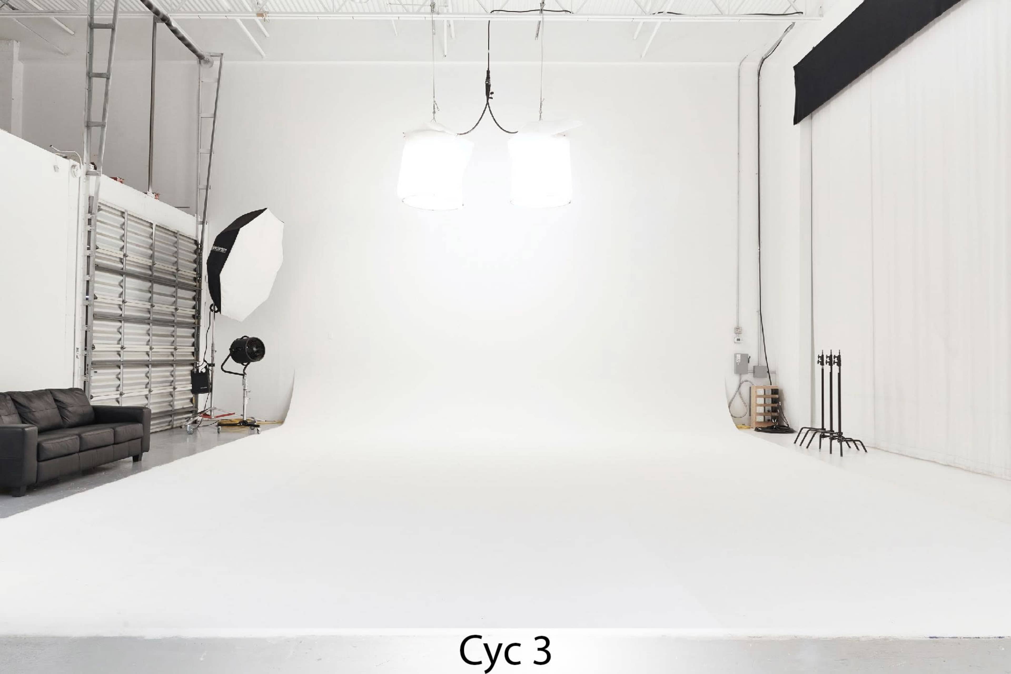 BrandStar Studios | Cyc Studio 3 — 1,500 sq ft with 1,200 sq ft Flat ...