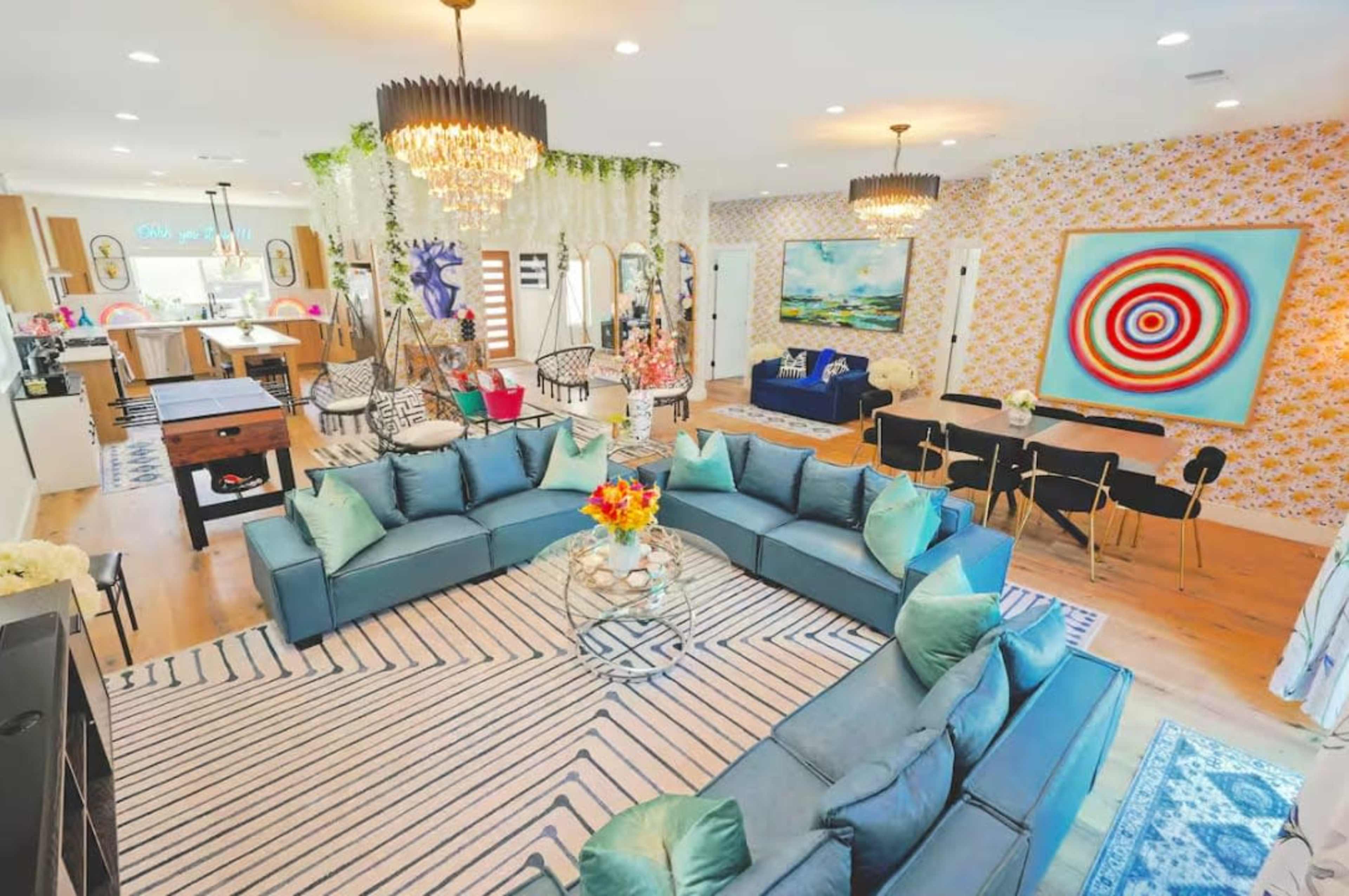 FrameScout | Trendy Los Angeles Designer Home w Yard & Games — Film ...